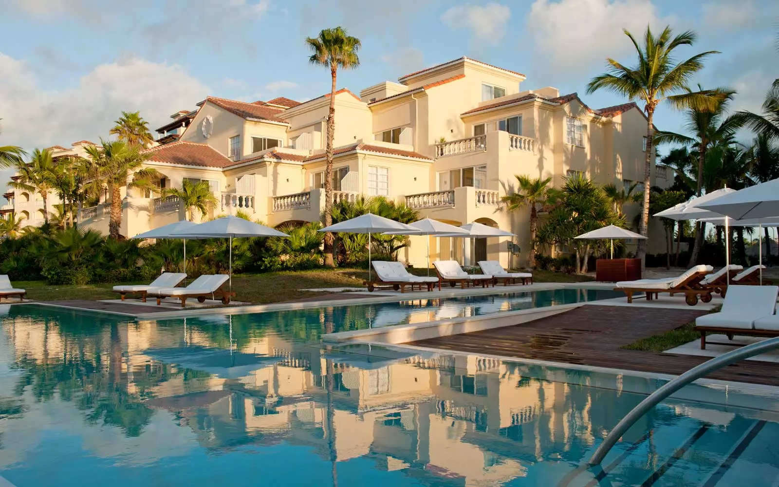 Vista desde la piscina al hotel principal en el resort de lujo Grace Bay Club en las Islas Turcas y Caicos