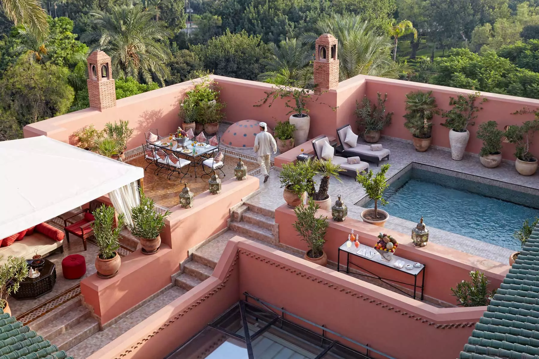 มุมมองทางอากาศของระเบียงส่วนตัวของ Grand Riad ของ Royal Mansour พร้อมสระว่ายน้ำและเลานจ์