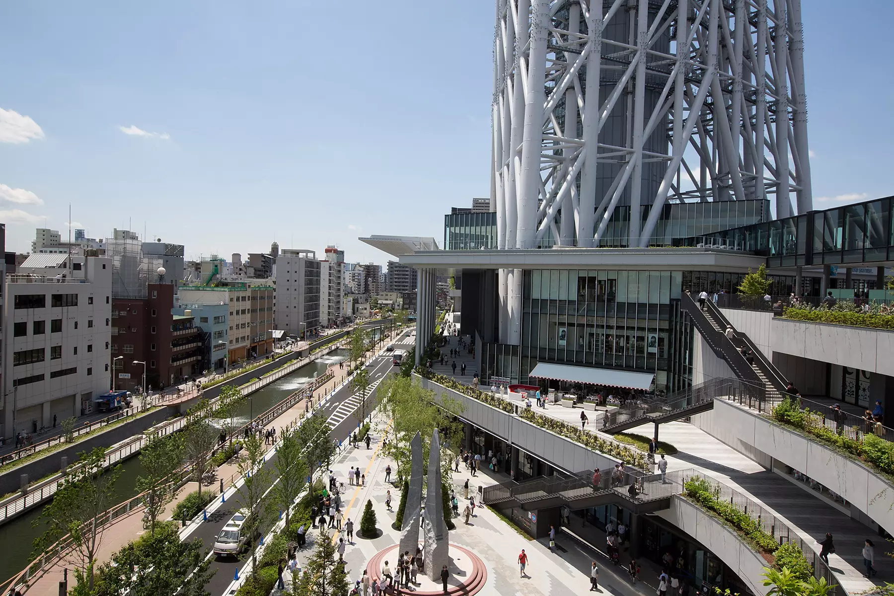 Jaunatvērtais Tokyo Skytree slejas virs Solamachi iepirkšanās kompleksa