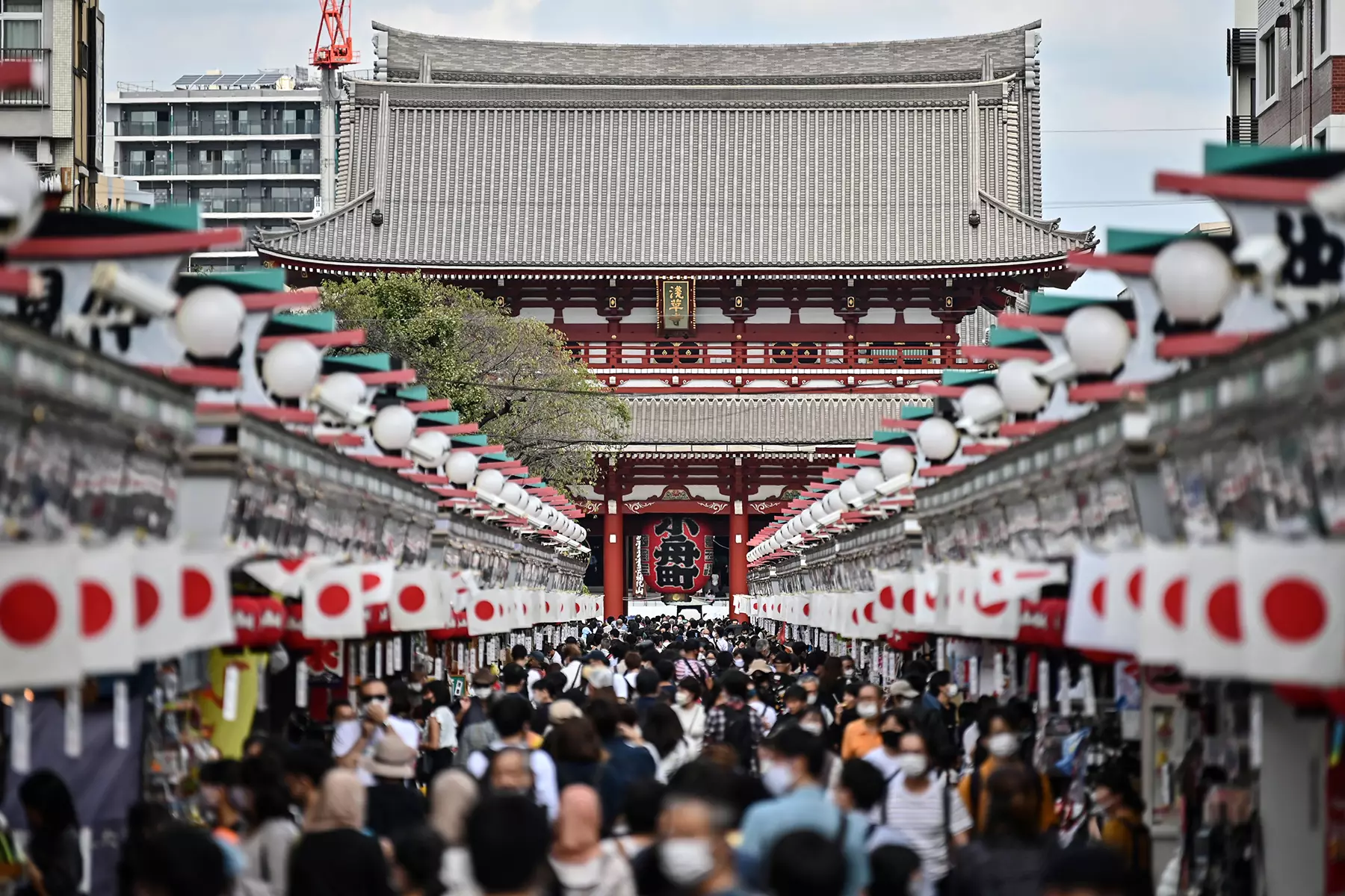 Cilvēki apmeklē Sensoji templi Tokijas Asakusa rajonā