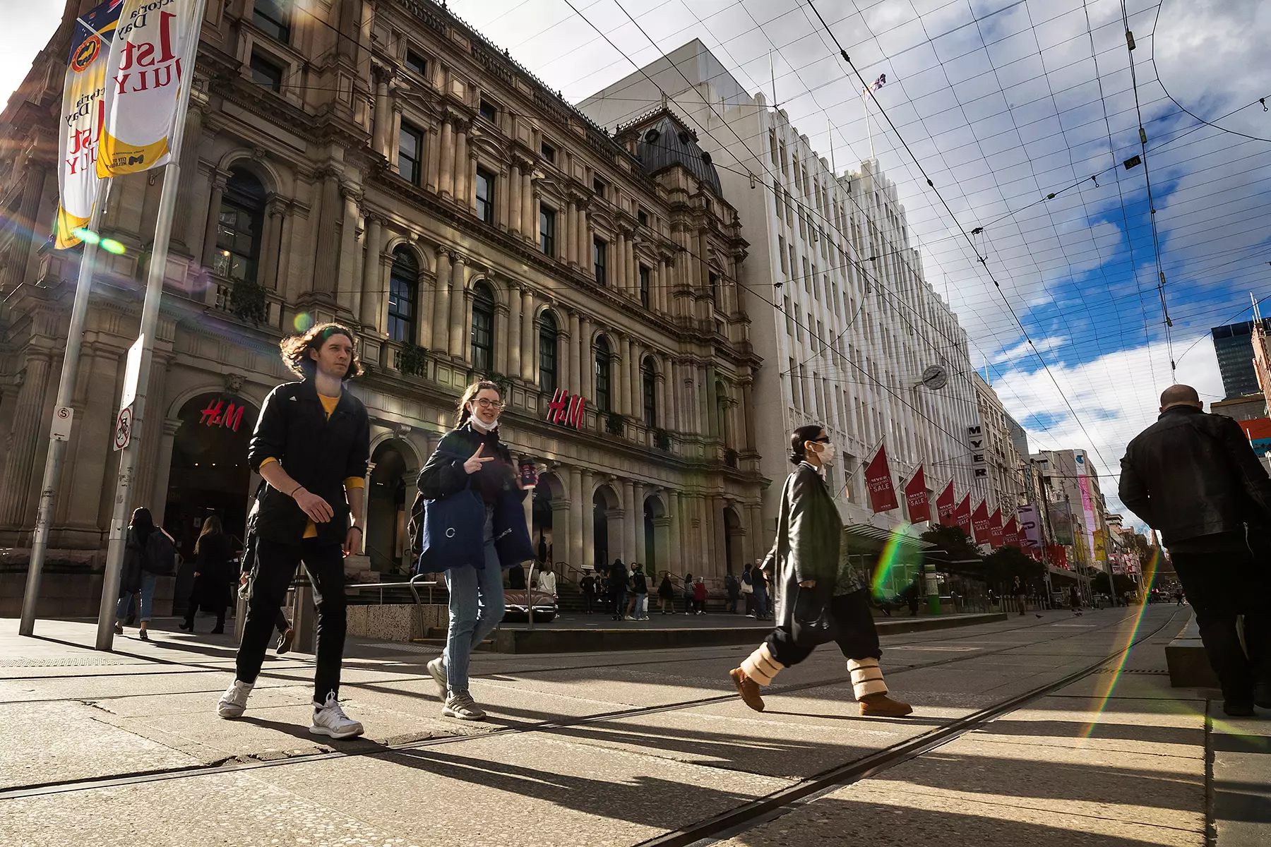 Cilvēki ir redzami šķērsojam Bourke Street Mall Melburnā, Austrālijā