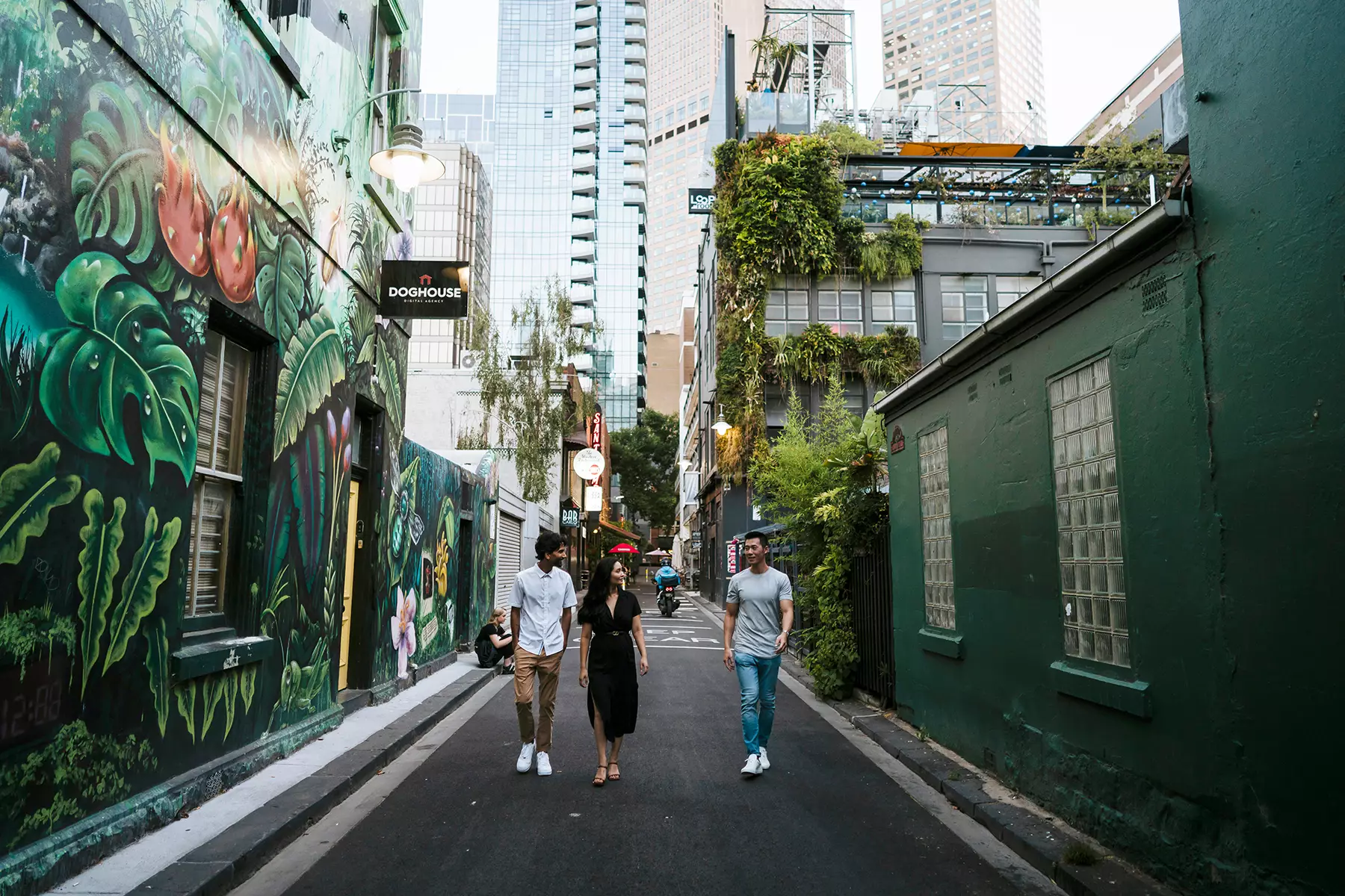 Persone che camminano lungo Mayers Place a Melbourne