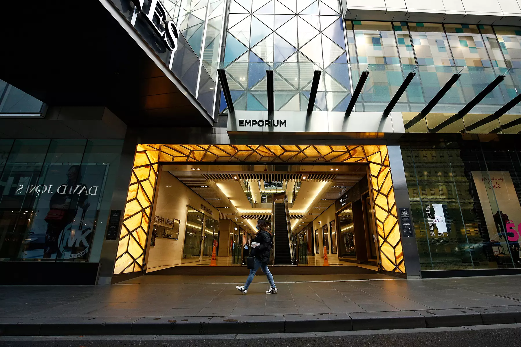 Es veu una tranquil·la plaça comercial Emporium a Melbourne, Austràlia.