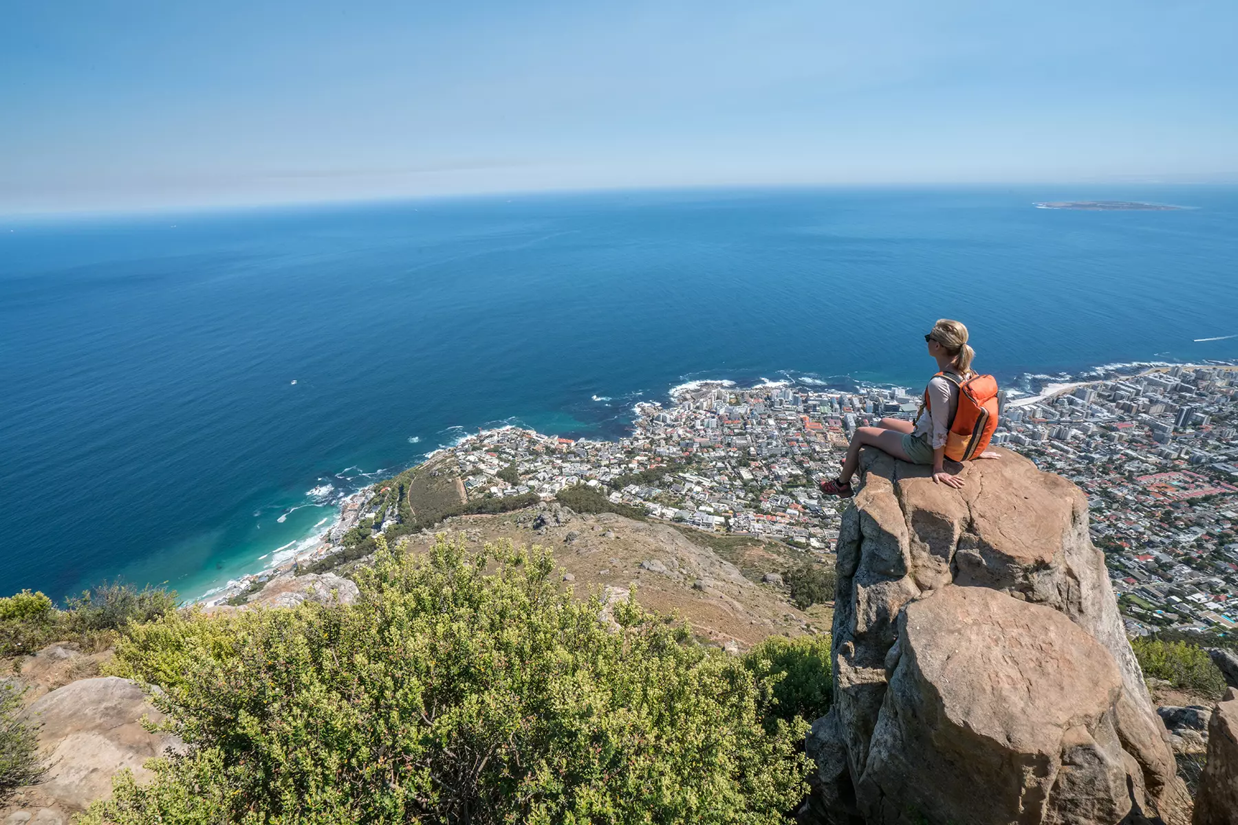 Umukobwa ukiri muto muri Cape Town hejuru yumusozi ureba