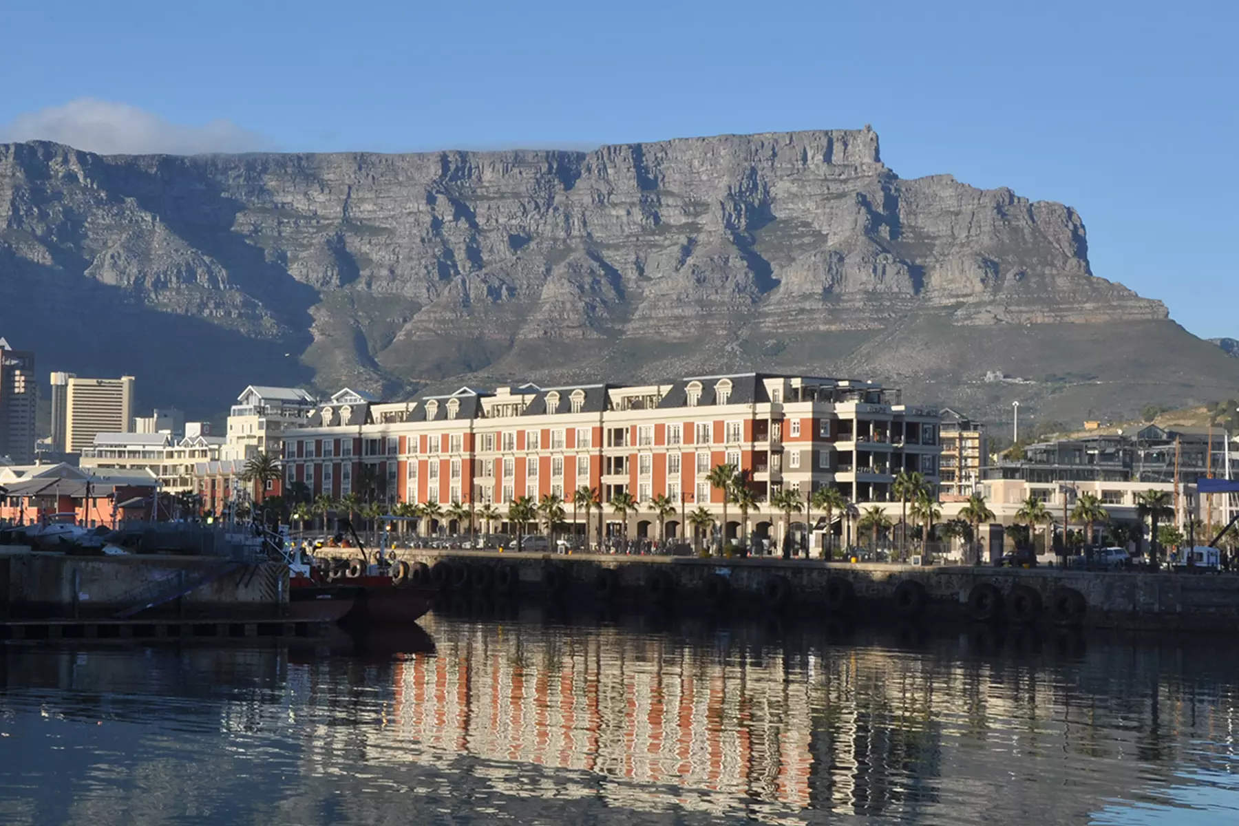 Cape Town a Table Mountain fel y'i gwelir o lan y dŵr Victoria & Albert.