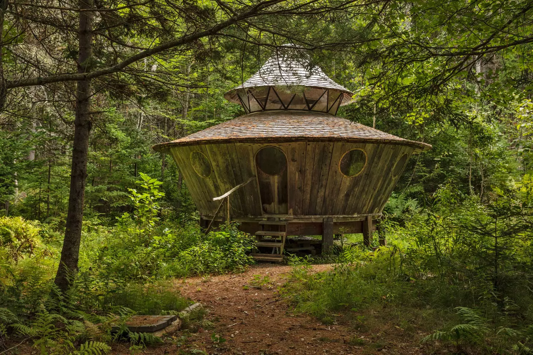 A yurt kayu ing latar Good Life Center, ing Maine