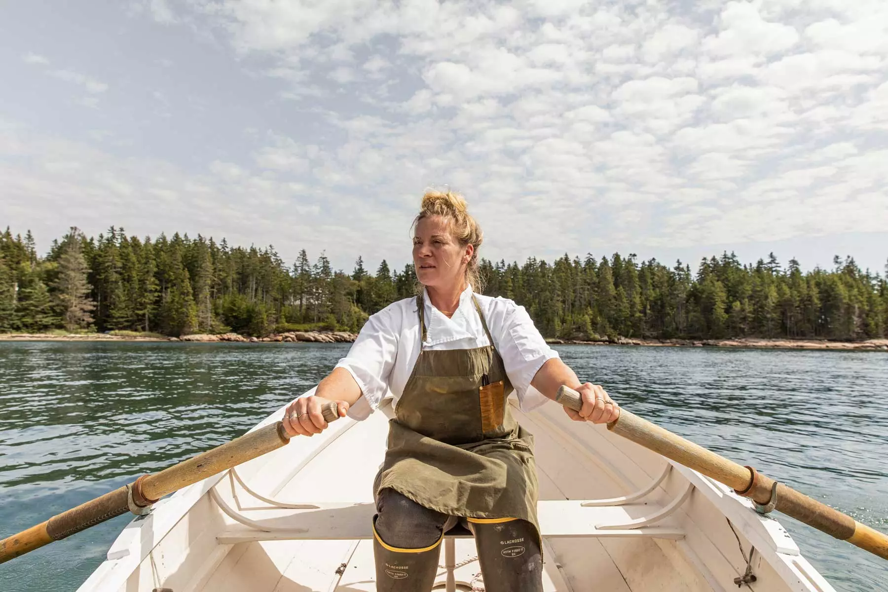 Chef Devin Finigan dans une barque à la recherche d'ingrédients pour son restaurant, Aragosta