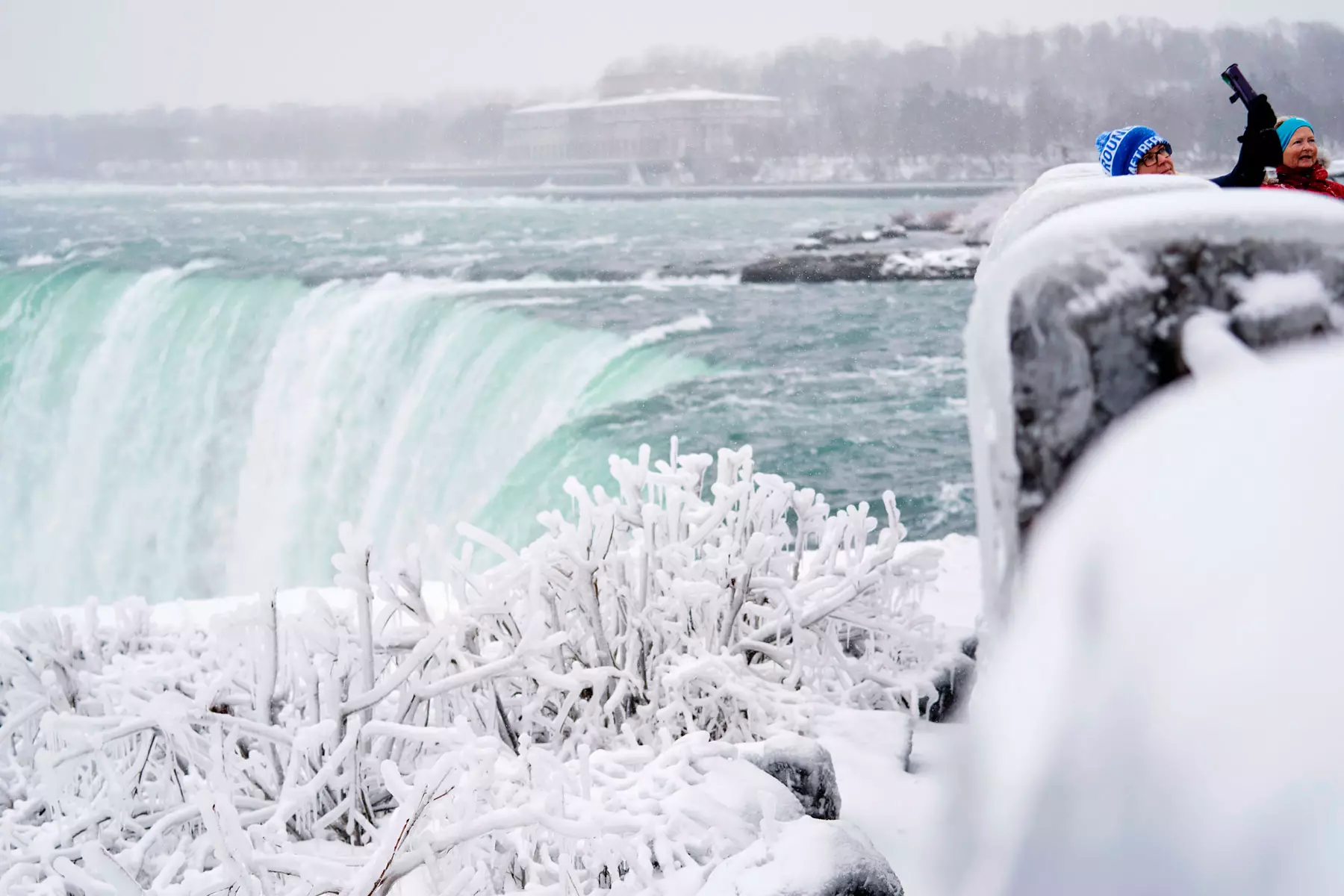 Žena si 27. ledna 2021 udělá selfie u vodopádů Horseshoe Falls v Niagara Falls v Ontariu.