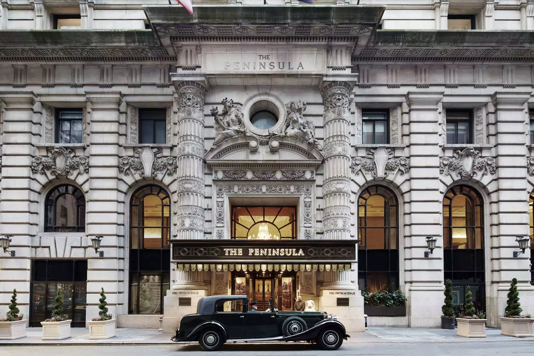 Un Rolls Royce vintage diante do hotel The Peninsula en Nova York