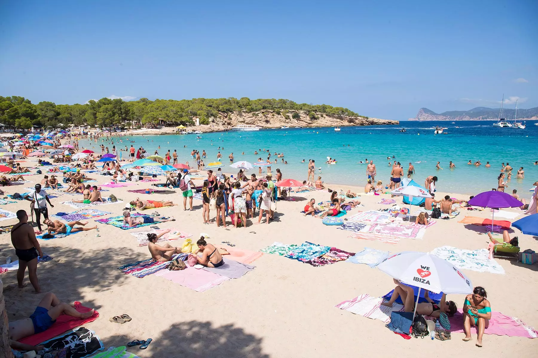 Orang-orang Menikmati Pantai di Ibiza
