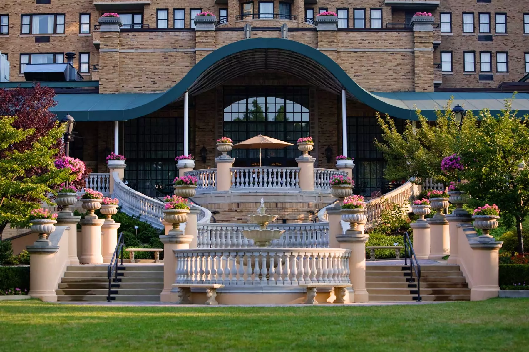 Exterior view ng Omni Shoreham Hotel na nagpapakita sa likod ng hagdanan at terrace