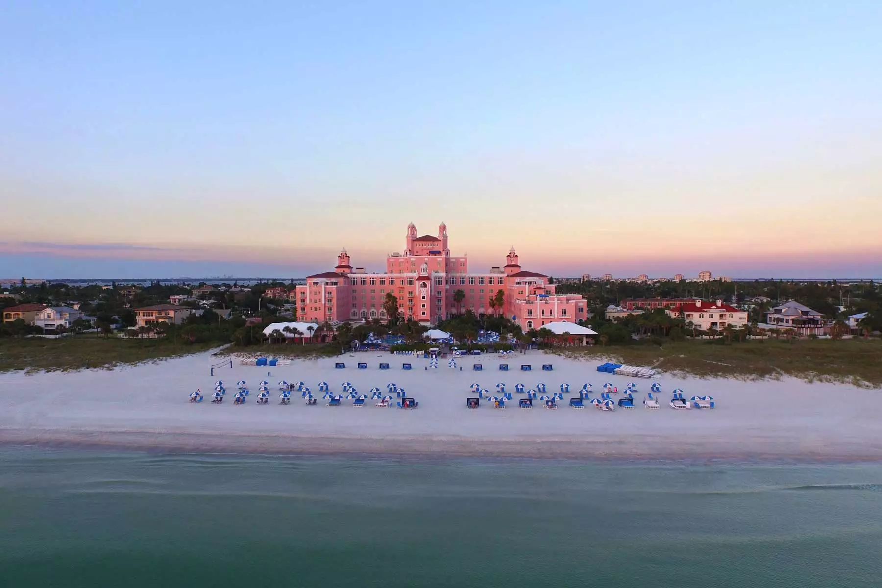 Sunset werjefte fan The Don Cesar Hotel toant it strân