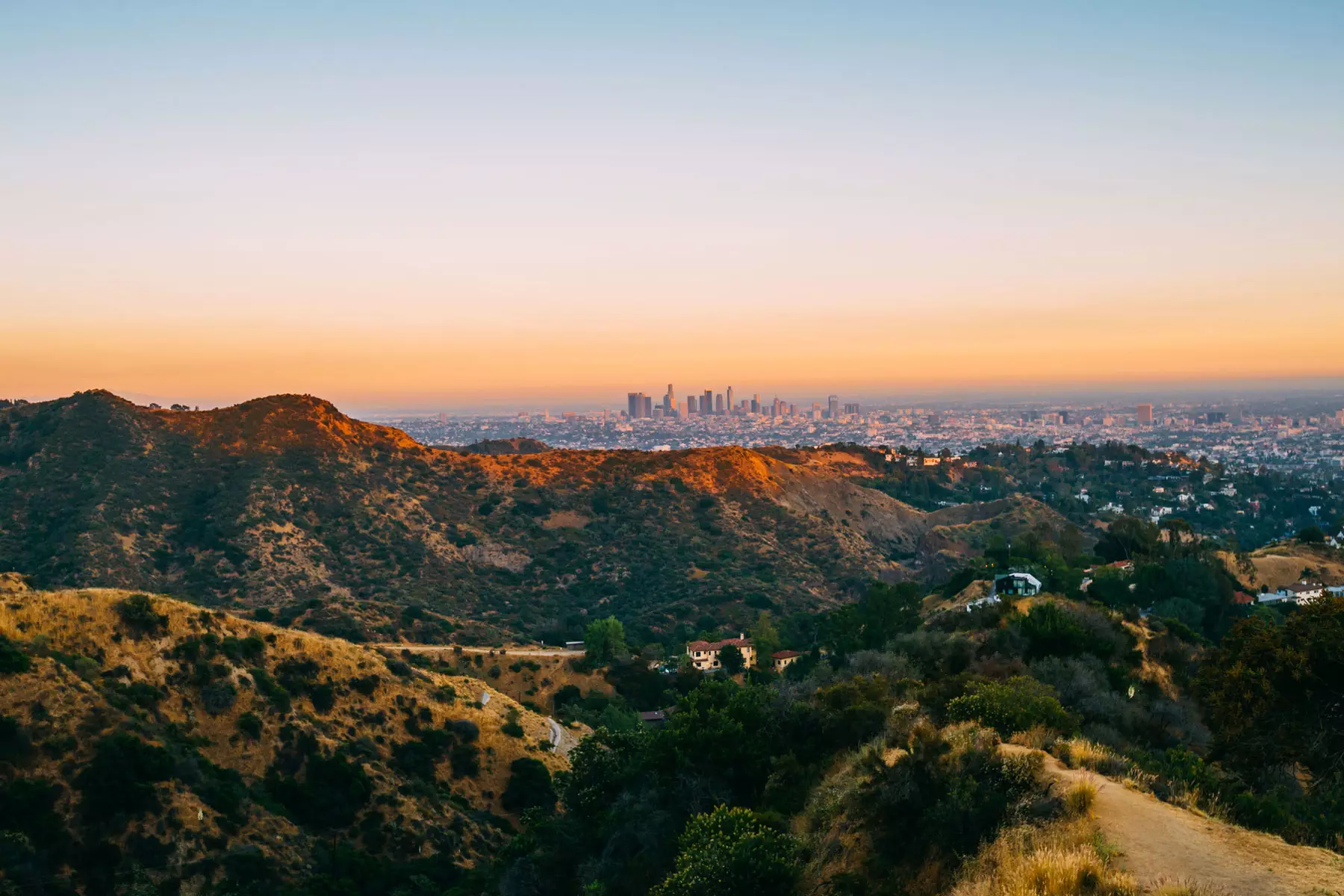 Sunset werjefte út 'e bergen sjocht nei it sintrum fan Los Angeles