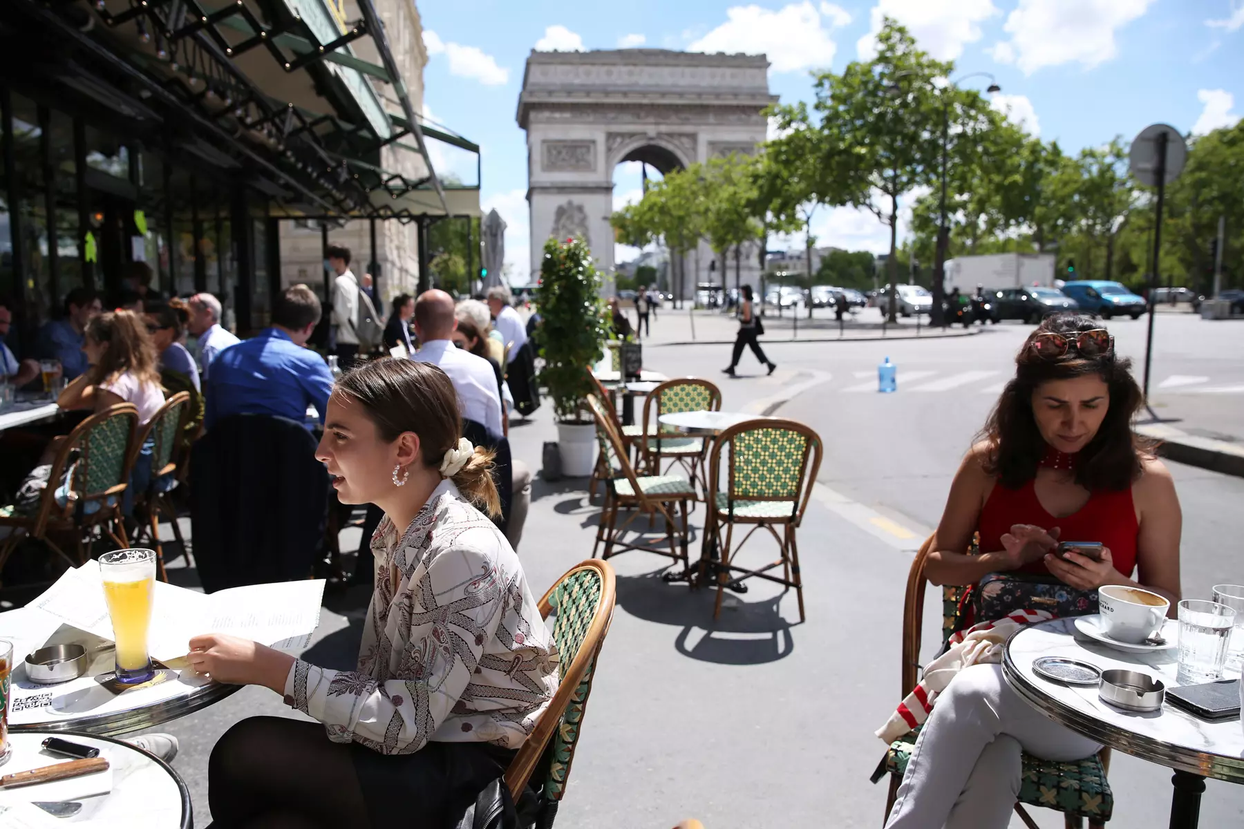 Mọi người ăn trưa tại một nhà hàng gần Khải Hoàn Môn ở Paris, Pháp, ngày 18 tháng 6 năm 2020