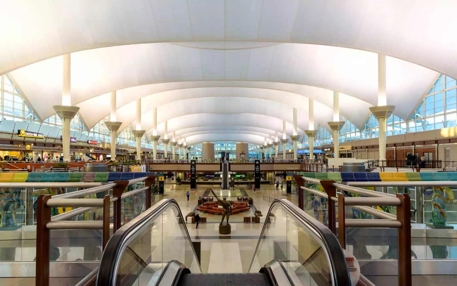 Interieur van terminal op Denver International Airport, Denver, Colorado