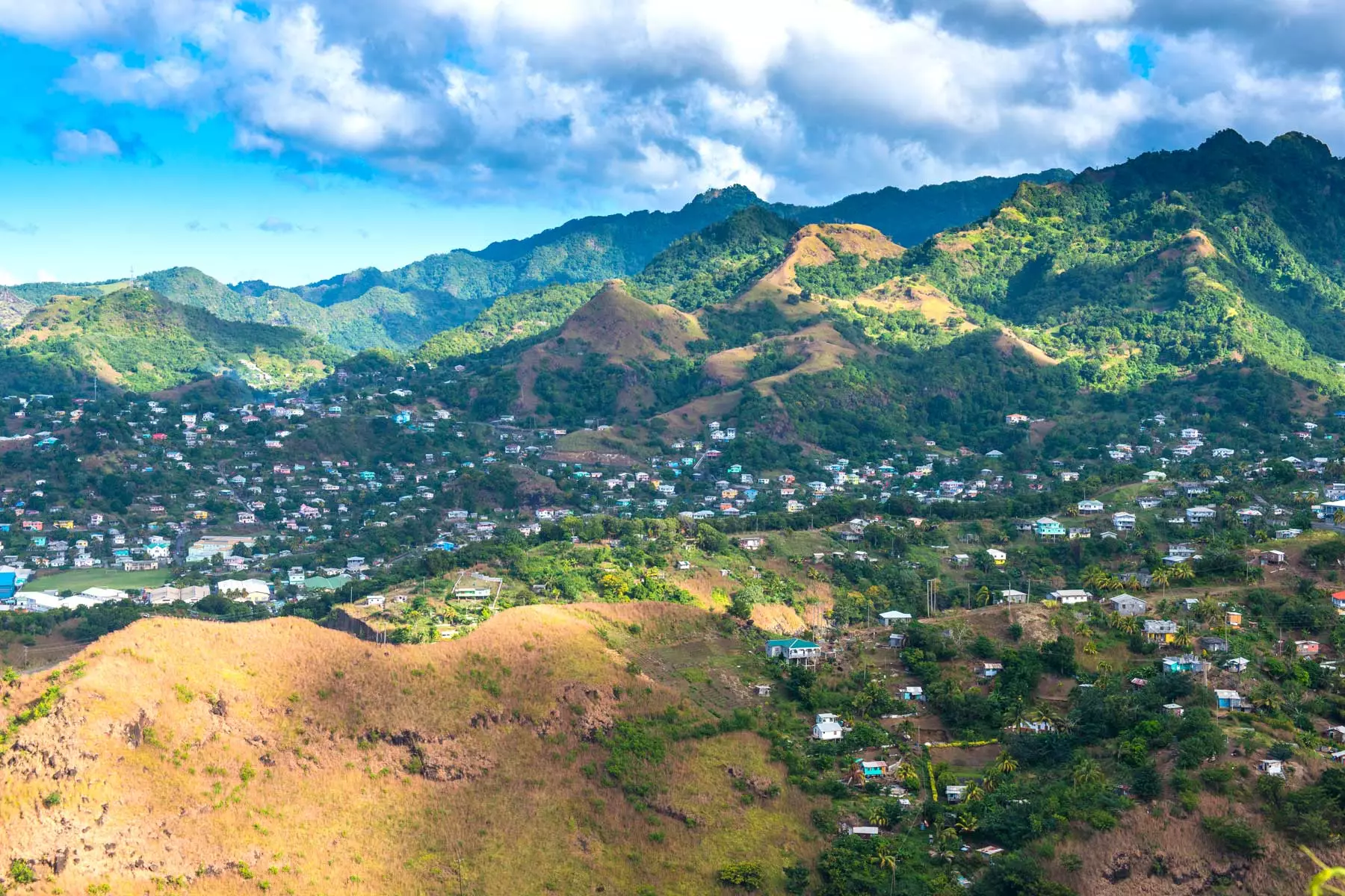 Vista das casas que pontilham uma encosta em São Vicente, São Vicente e Granadinas