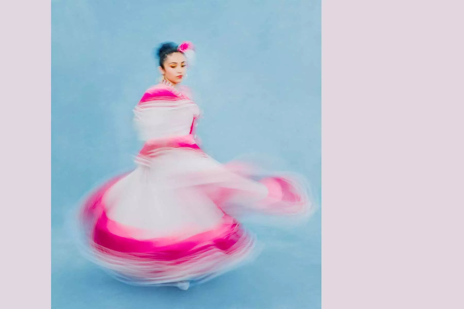 穿著墨西哥科利馬鎮傳統的粉紅色和白色連衣裙的舞者