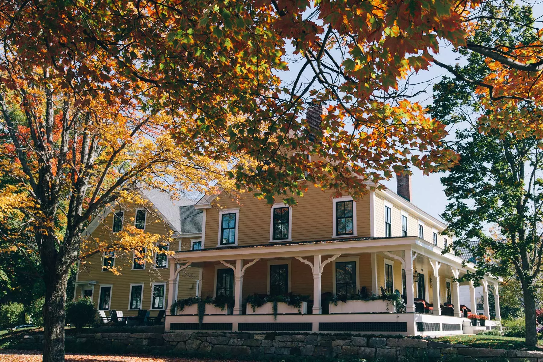 Hierscht Aussen- vun Pickering House Inn, gewielten ee vun de beschten Hoteler an der Welt