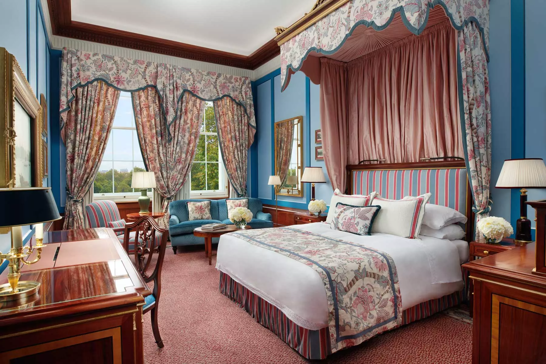 Isang pink at rose na guest room sa The Lanesborough, London, ang bumoto ng isa sa mga pinakamahusay na hotel sa mundo