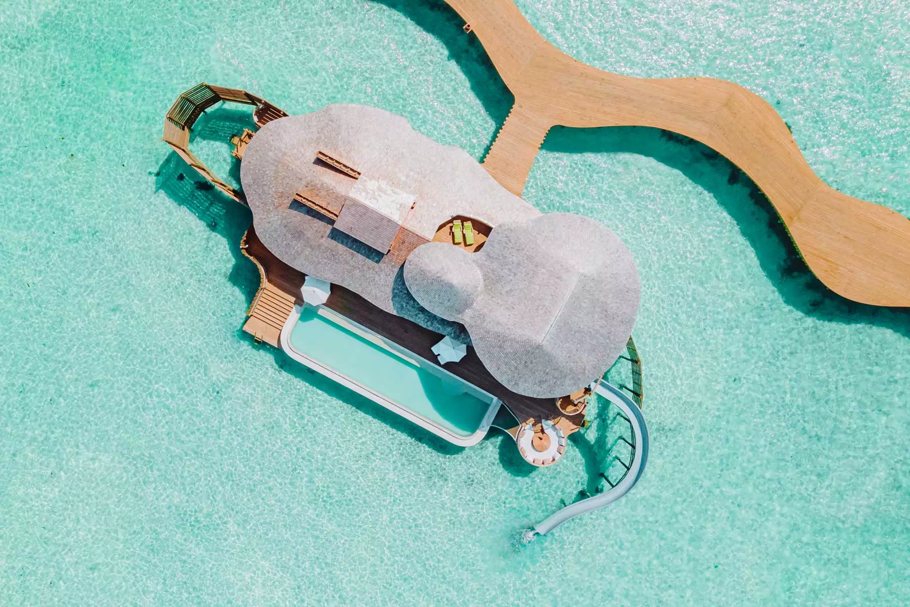 Aerial view ng isang overwater villa na may waterslide sa Soneva Jani, binoto ang isa sa mga pinakamahusay na hotel sa mundo