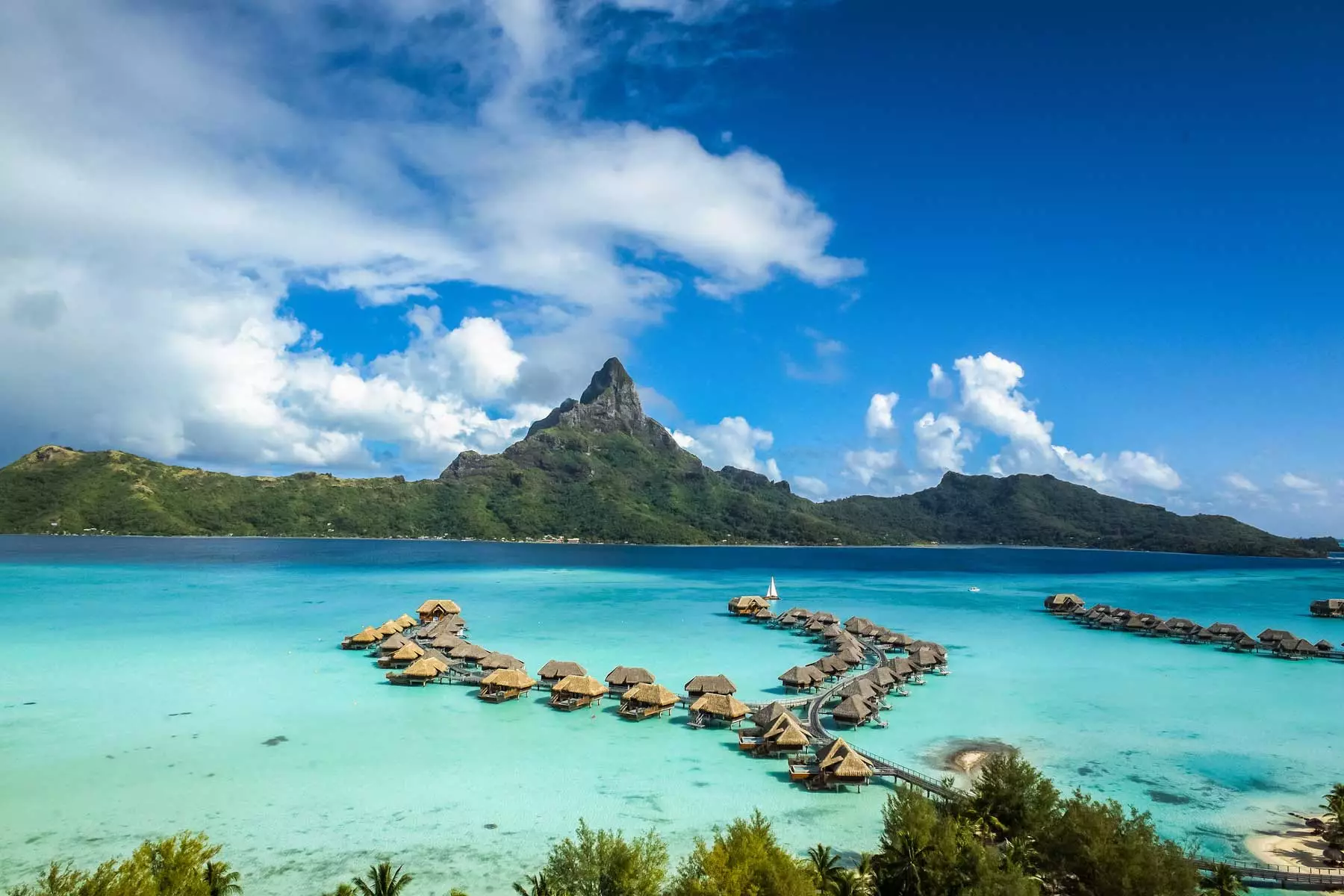 Iwwersiicht vun Iwwerwasser Villaen am InterContinental Bora Bora Resort & Thalasso Spa, gewielt ee vun de beschten Hoteler op der Welt