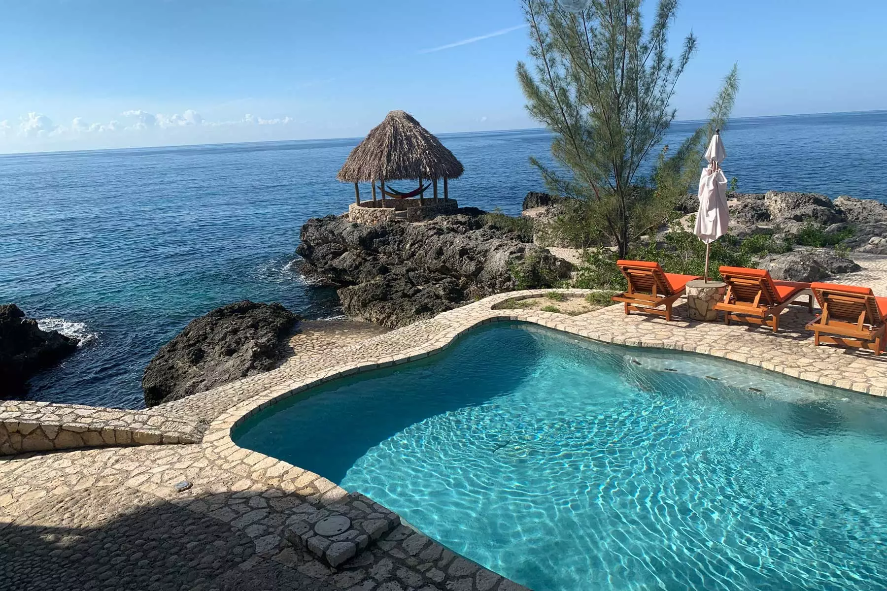 Isang pool at kubo sa Tensing Pen, bumoto ng isa sa mga pinakamahusay na hotel sa mundo