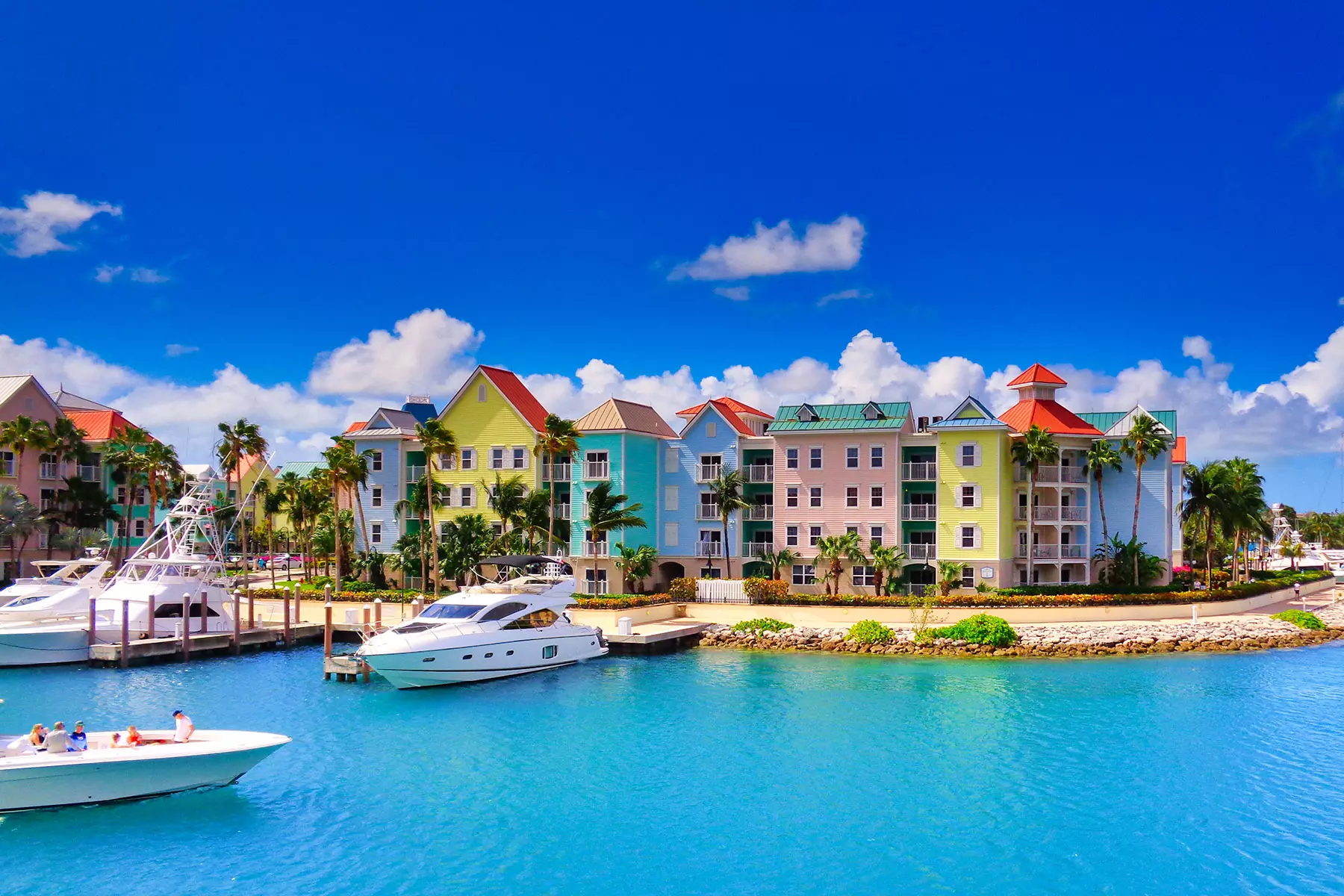 Pastelkleurige huizen aan het water in Nassau