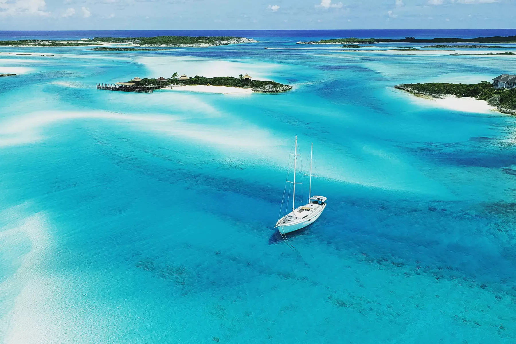 Një varkë me vela në det në Black Point, Bahamas