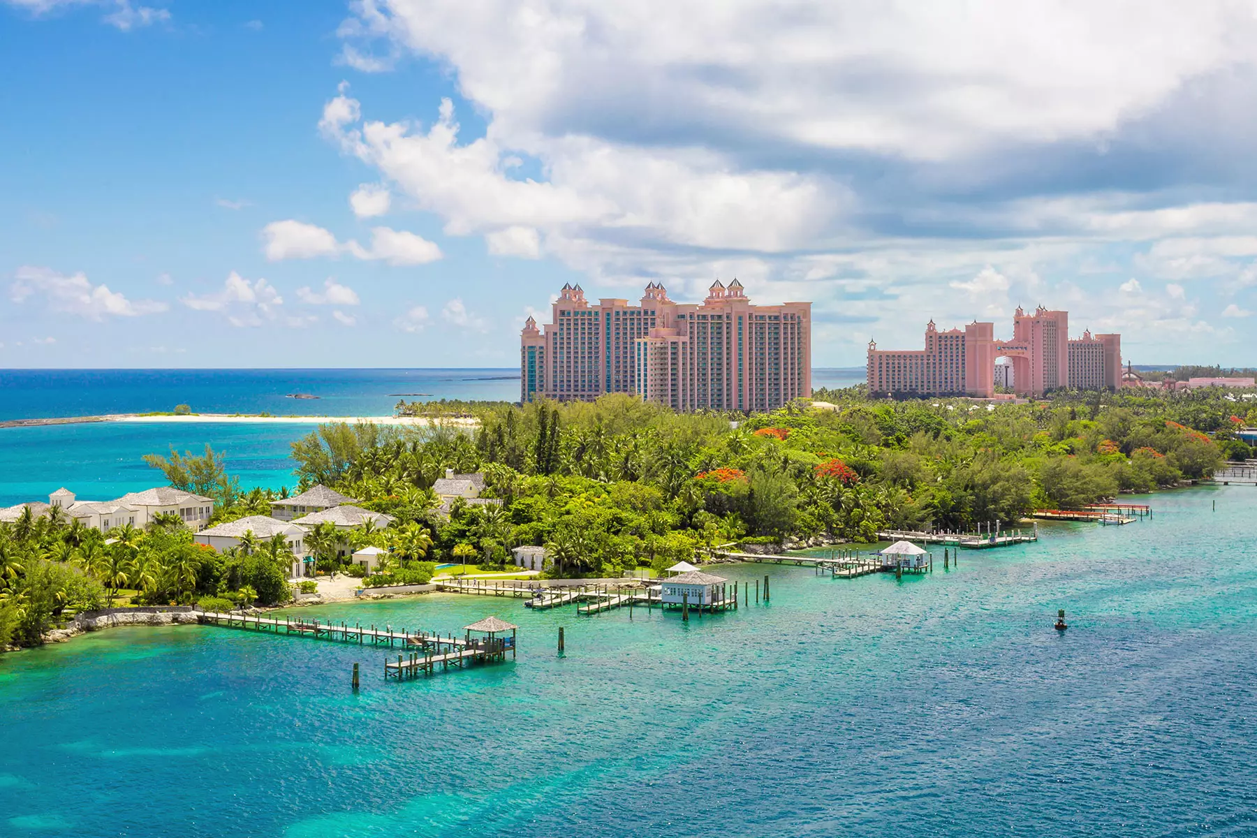 Dina sing cerah ing salah sawijining pesisir idyllic Paradise Island, Nassau, Bahamas.