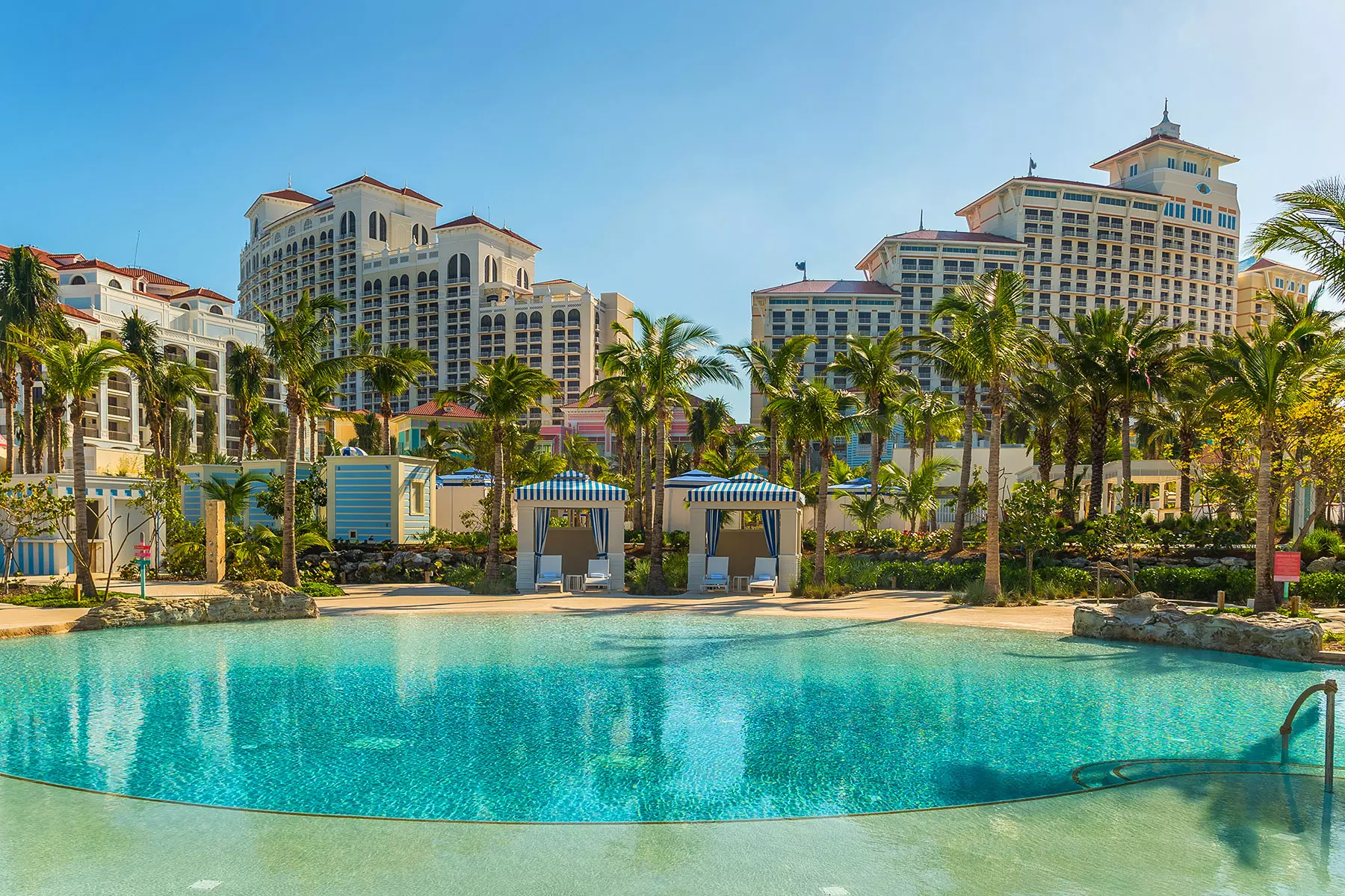 Het zwembad en het resort van Grand Hyatt Baha Mar