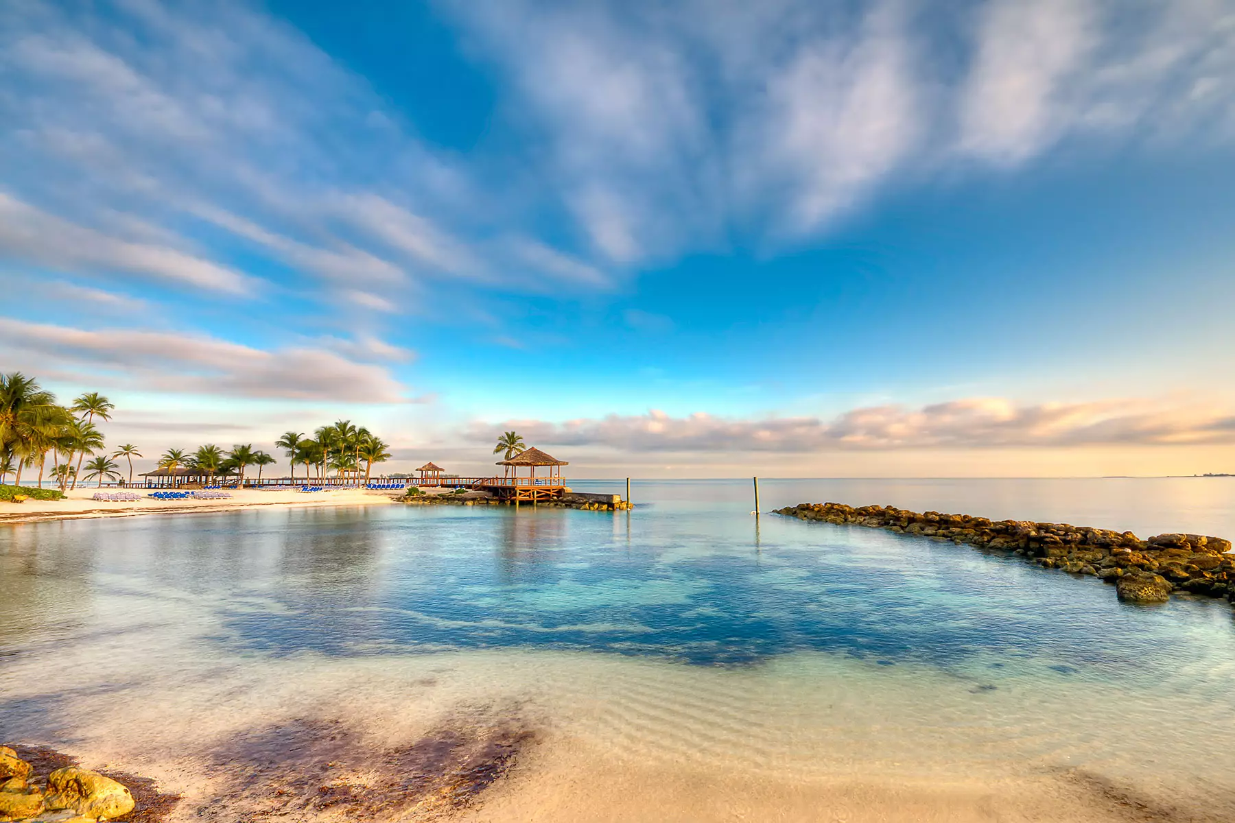 Uitsig oor strand en see in Nassau, Bahamas.