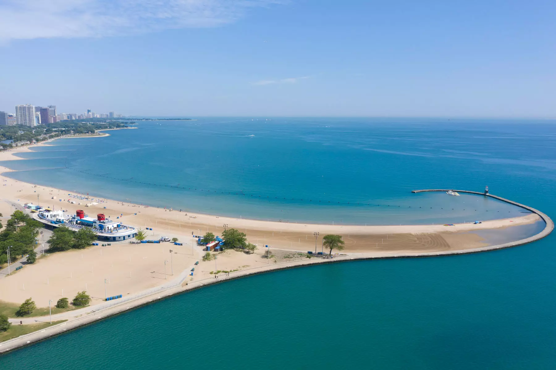 Aerial saib ntawm North Avenue Beach hauv Chicago, Illinois