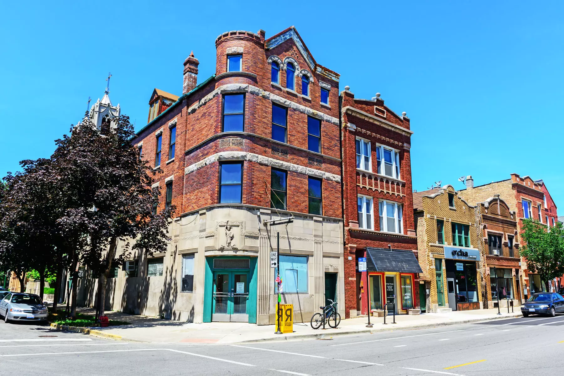 Old commercial building na may statue of liberty frieze sa Damen Avenue sa Logan Square, isang komunidad ng Chicago sa North Side. Walang tao.