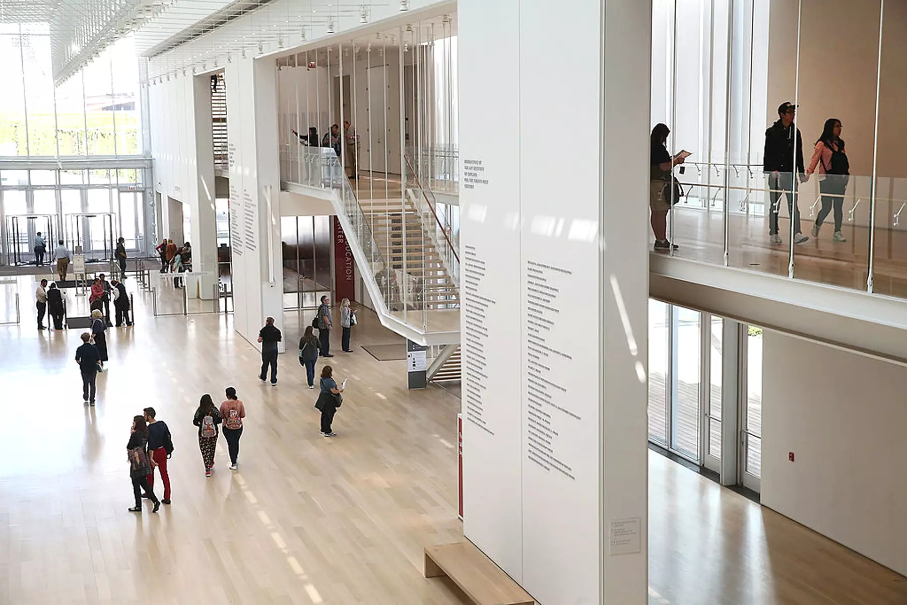 Datang leumpang ngaliwatan Kenneth jeung Anne Griffin Pangadilan di Modern Wing di Art Institute of Chicago