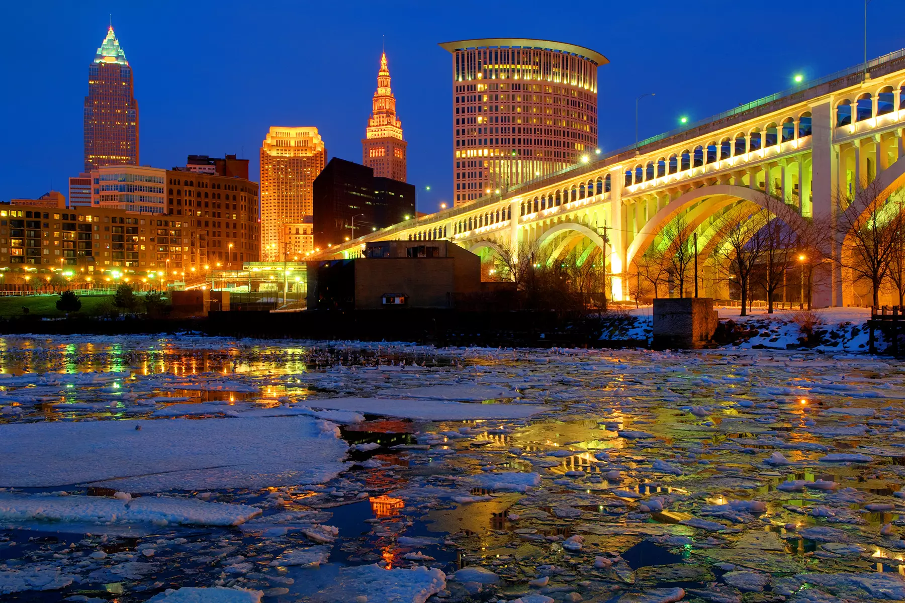 El horizonte del centro de Cleveland en una noche de invierno