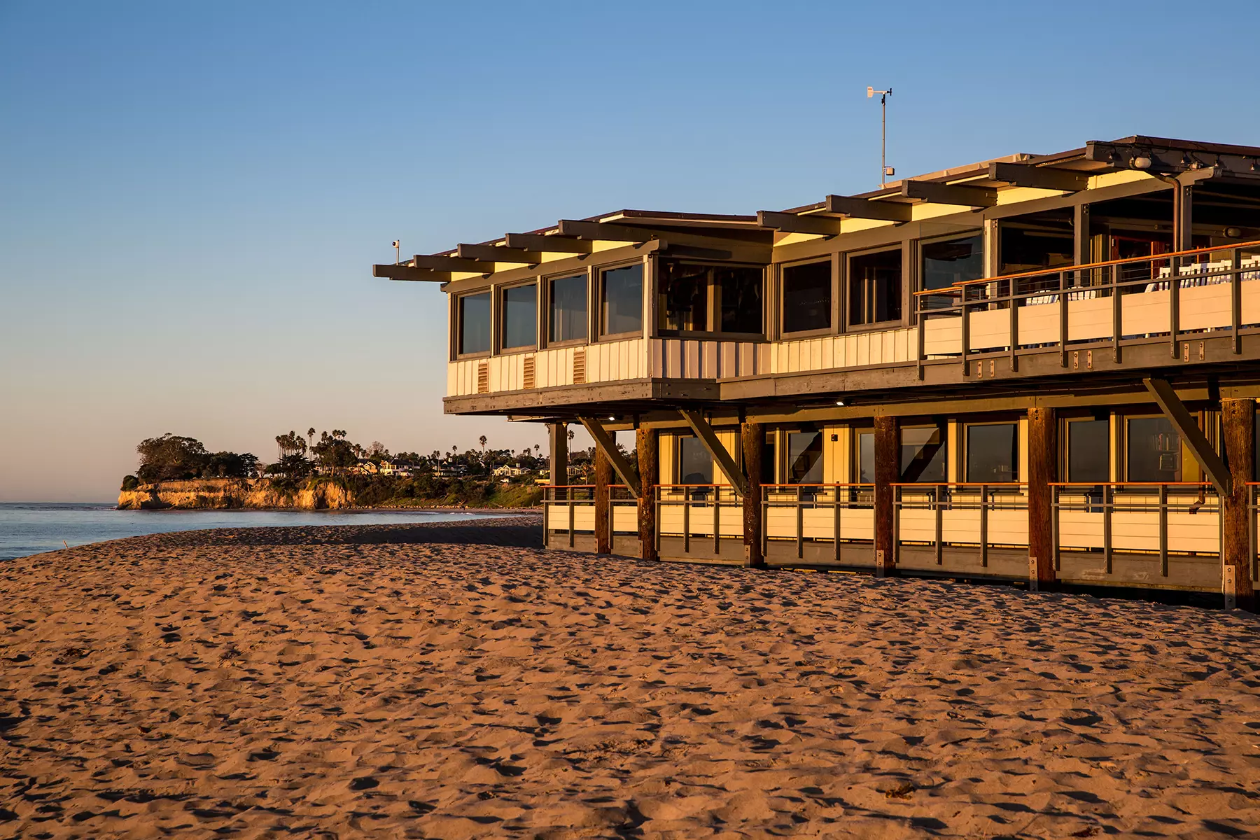 Slnečné ráno je vidieť pozdĺž vlnolamu Santa Barbara Harbour v zime