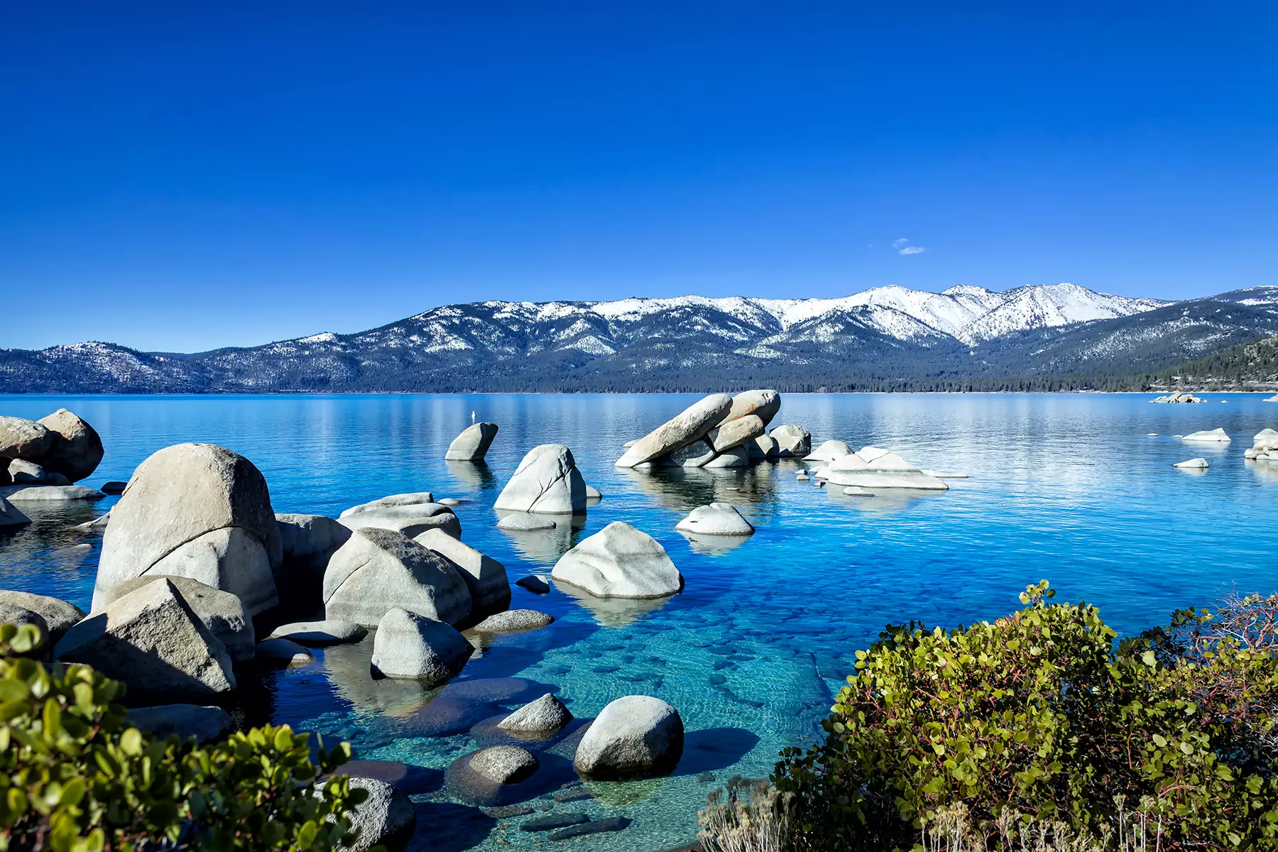 Sand Harbor, Neveda State Park ti o wa ni eti okun Ariwa ila-oorun ti Lake Tahoe ni igba otutu ti o pẹ