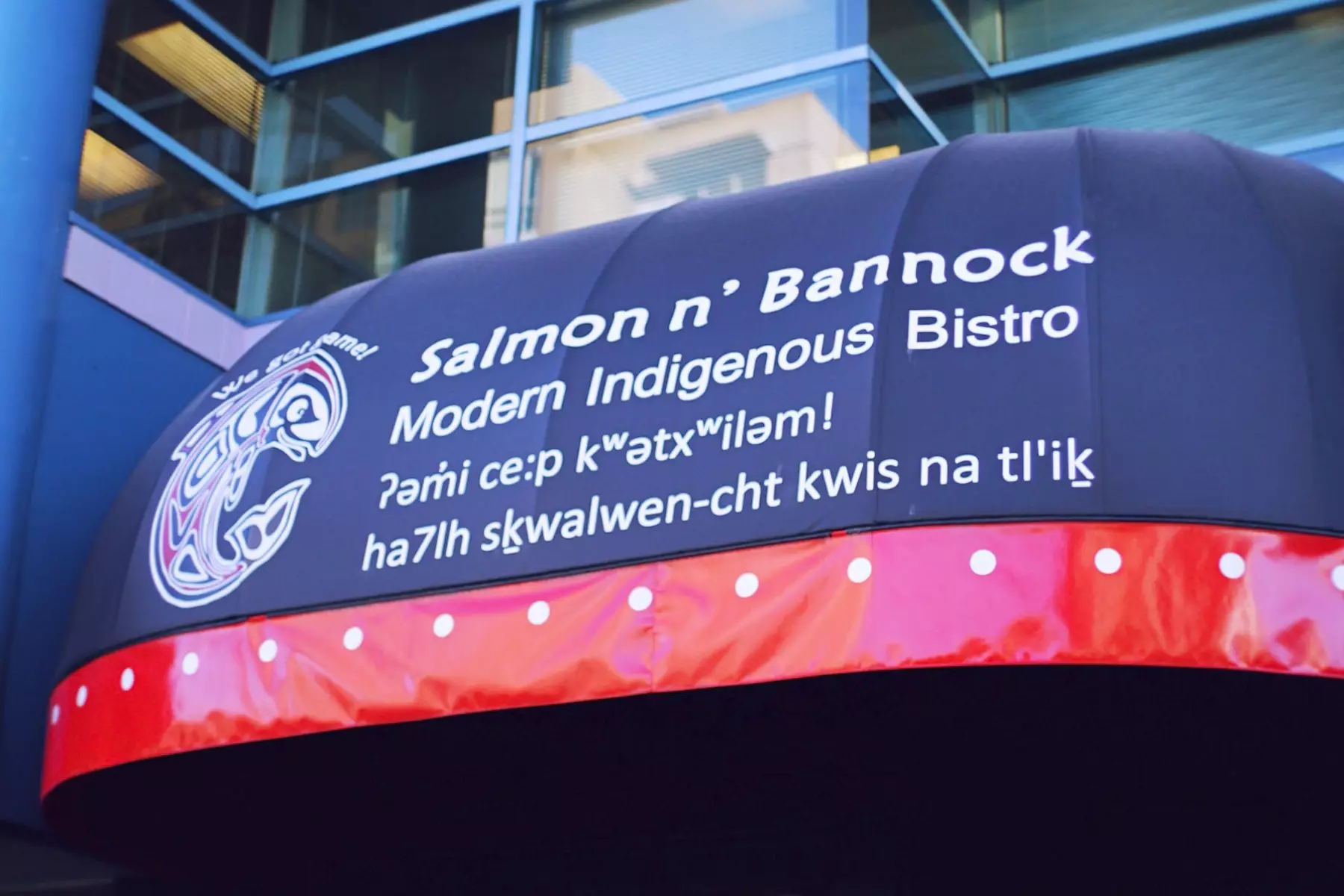 ป้ายภายนอกของ Salmon n' Bannock ร้านอาหารพื้นเมืองที่ทันสมัยในแวนคูเวอร์