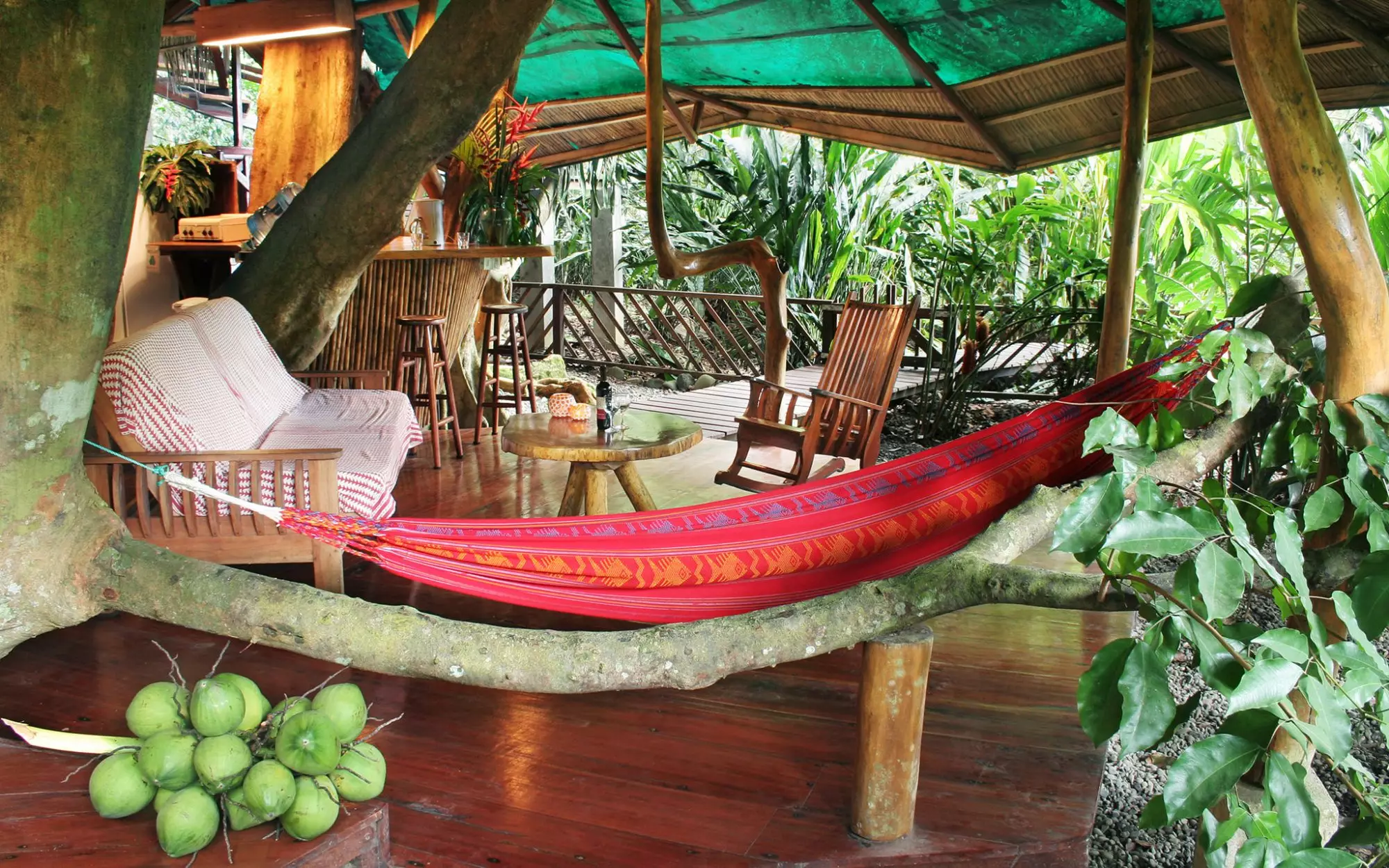 Lub ntiaj teb Coolest Tree-House Chaw ntiav pw: Ntoo Tsev Lodge