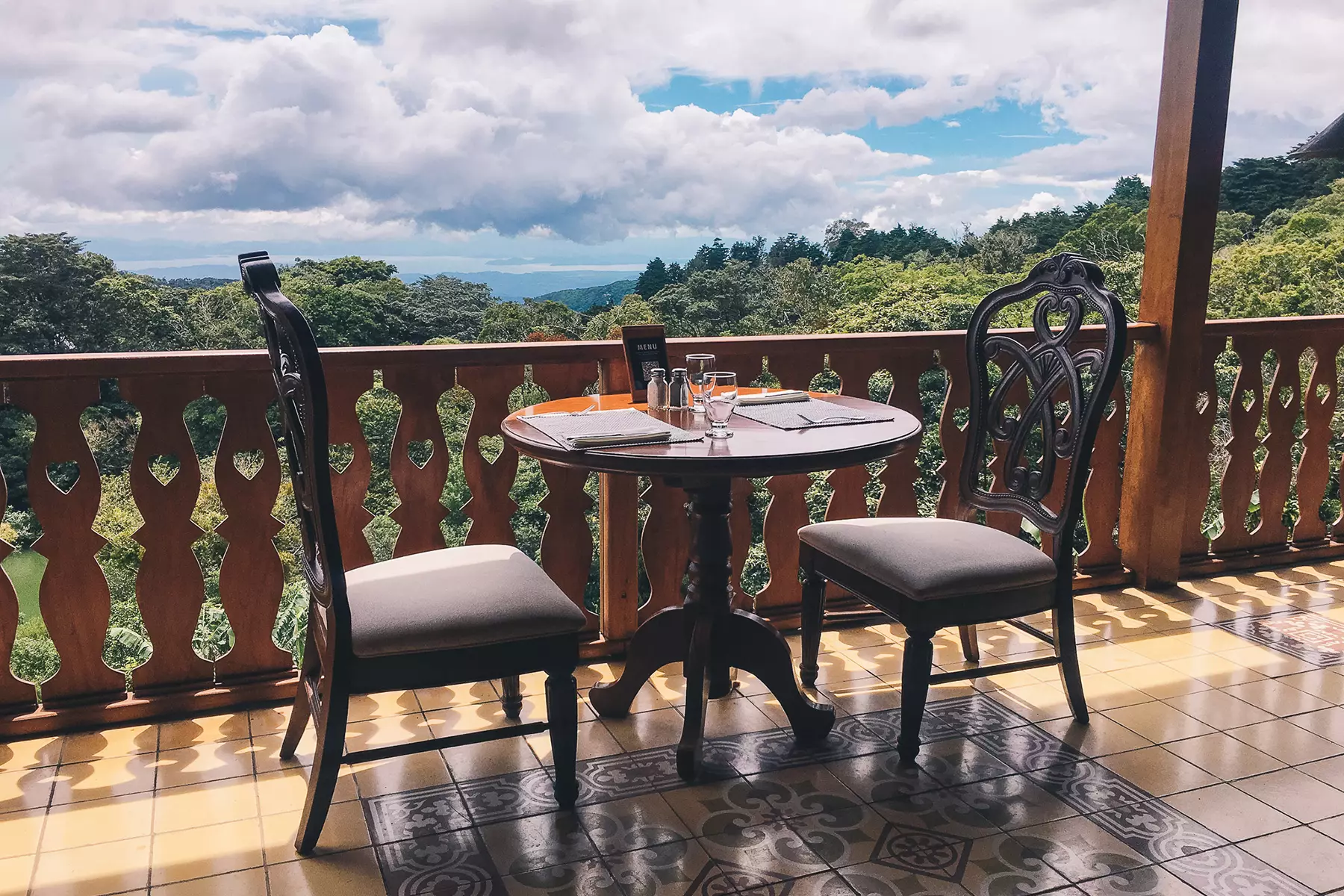 Balcony rooj ntawm Restaurante Celajes ntawm Hotel Belmar