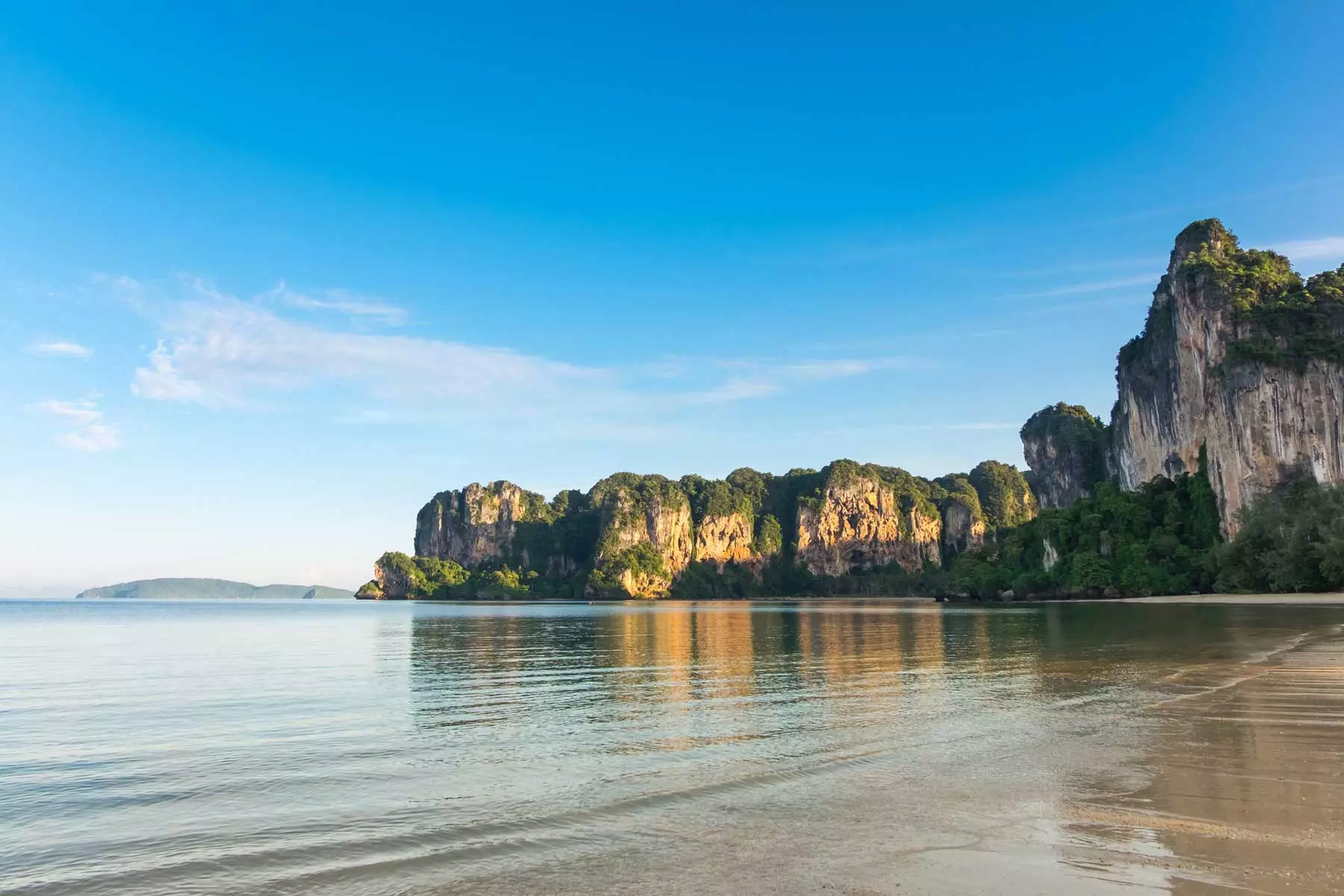 کربی، تھائی لینڈ میں چونا پتھر کے پہاڑ کے ساتھ مغربی ریلے کے ساحل کا منظر۔