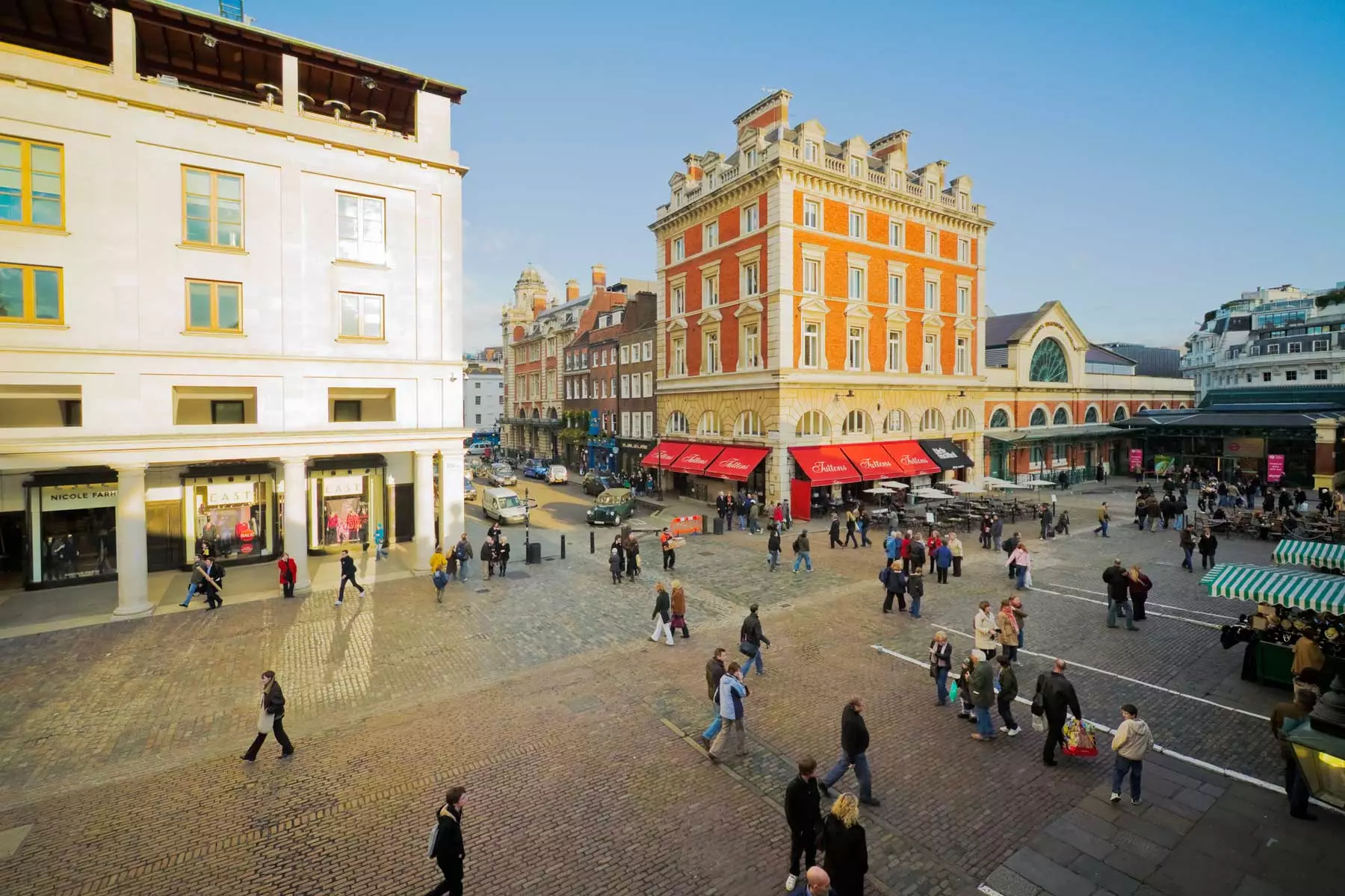 Luchtfoto van winkelend publiek buiten Covent Garden