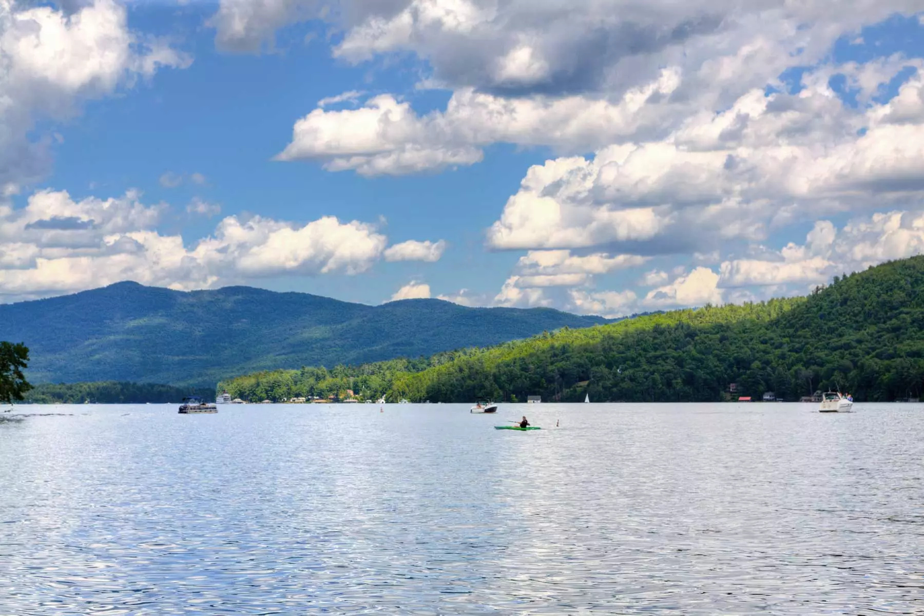 Pobl yn mwynhau y Lake George, Talaith Efrog Newydd.