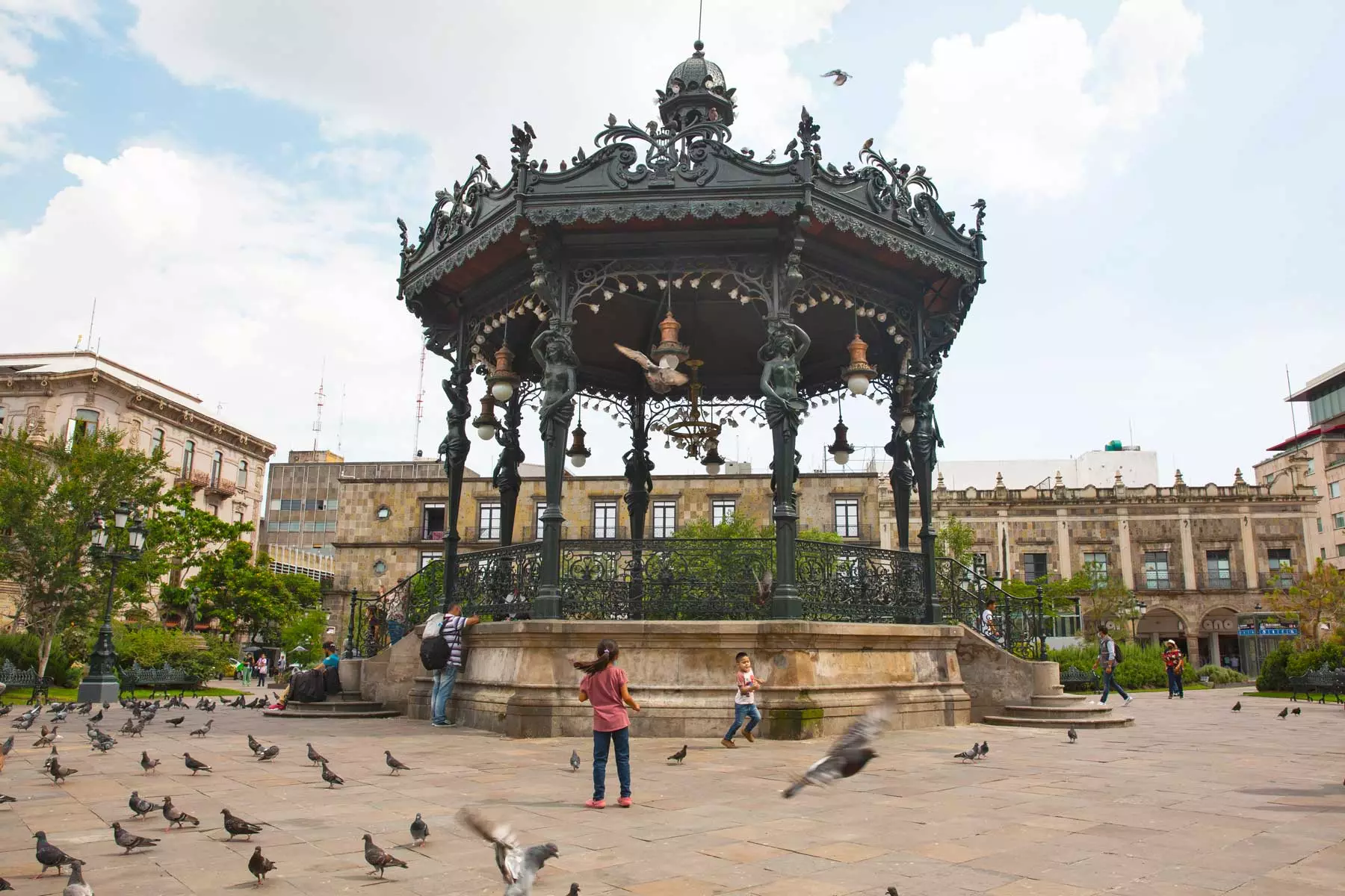 Bambini e piccioni nella Plaza de Armas, a Guadalajara, in Messico