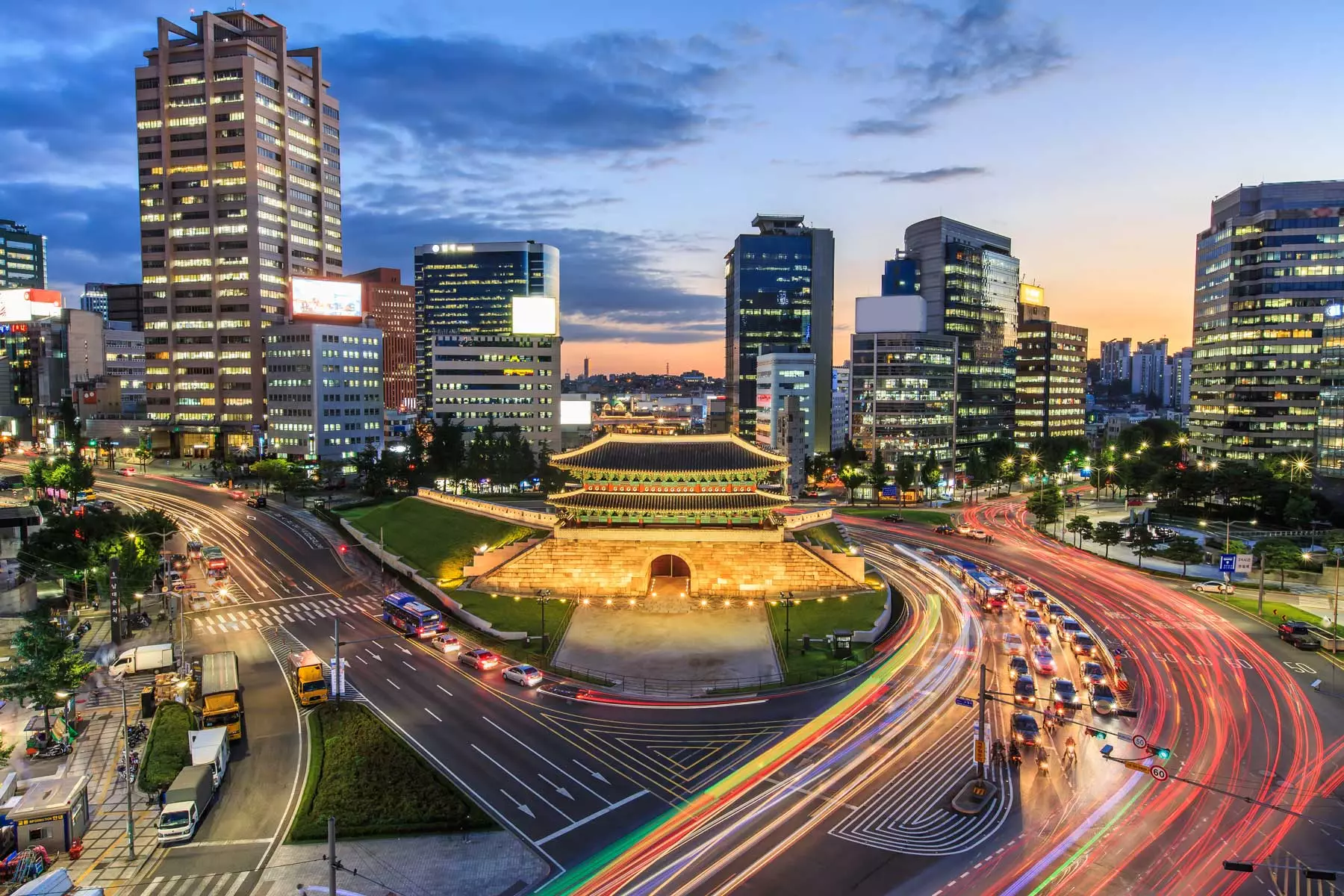 Oude fortpoort en moderne stad Seoul, Korea, uitgeroepen tot een van de beste steden ter wereld