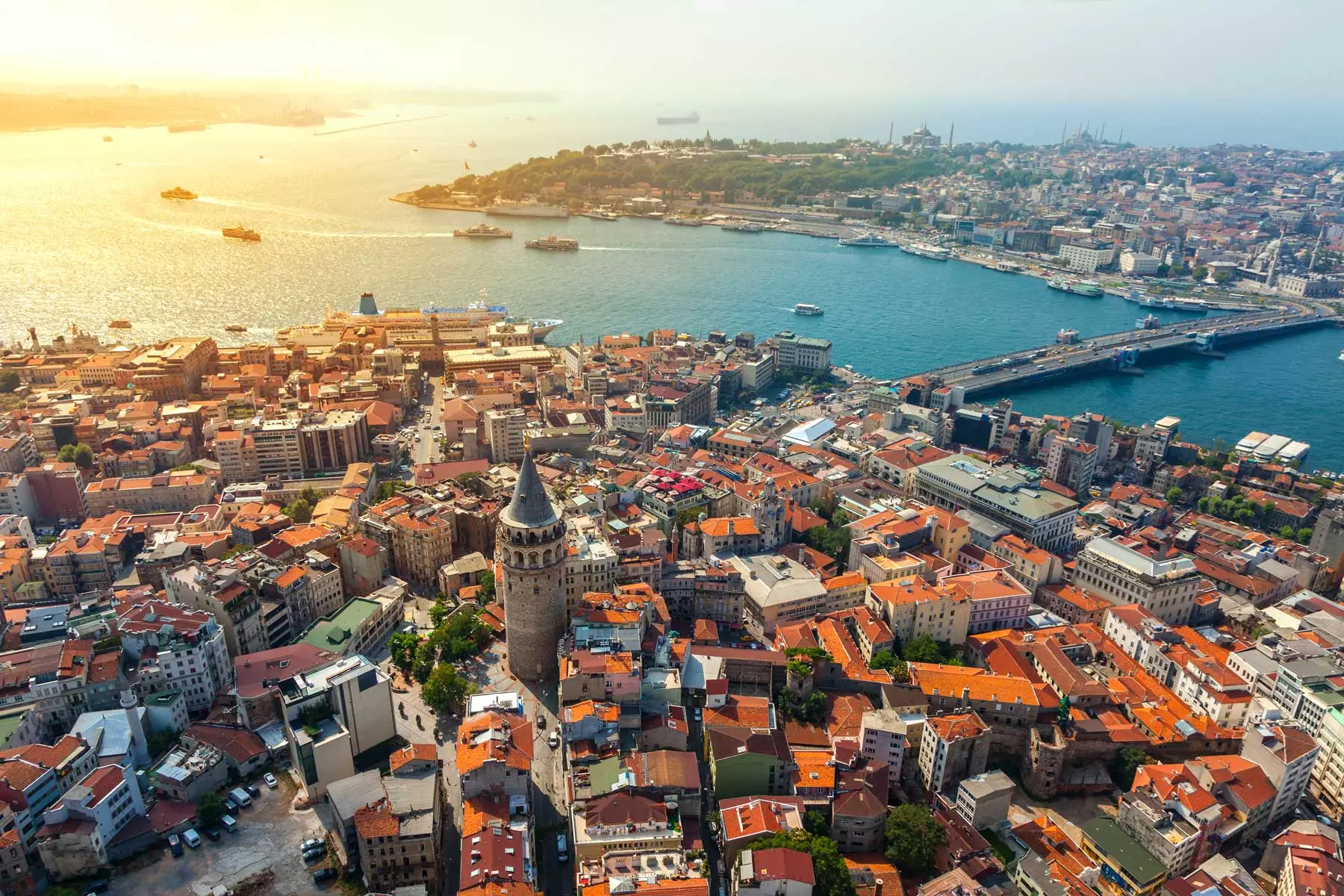 Flygfoto över staden och floden i Istanbul, Turkiet, röstade fram till en av de bästa städerna i världen