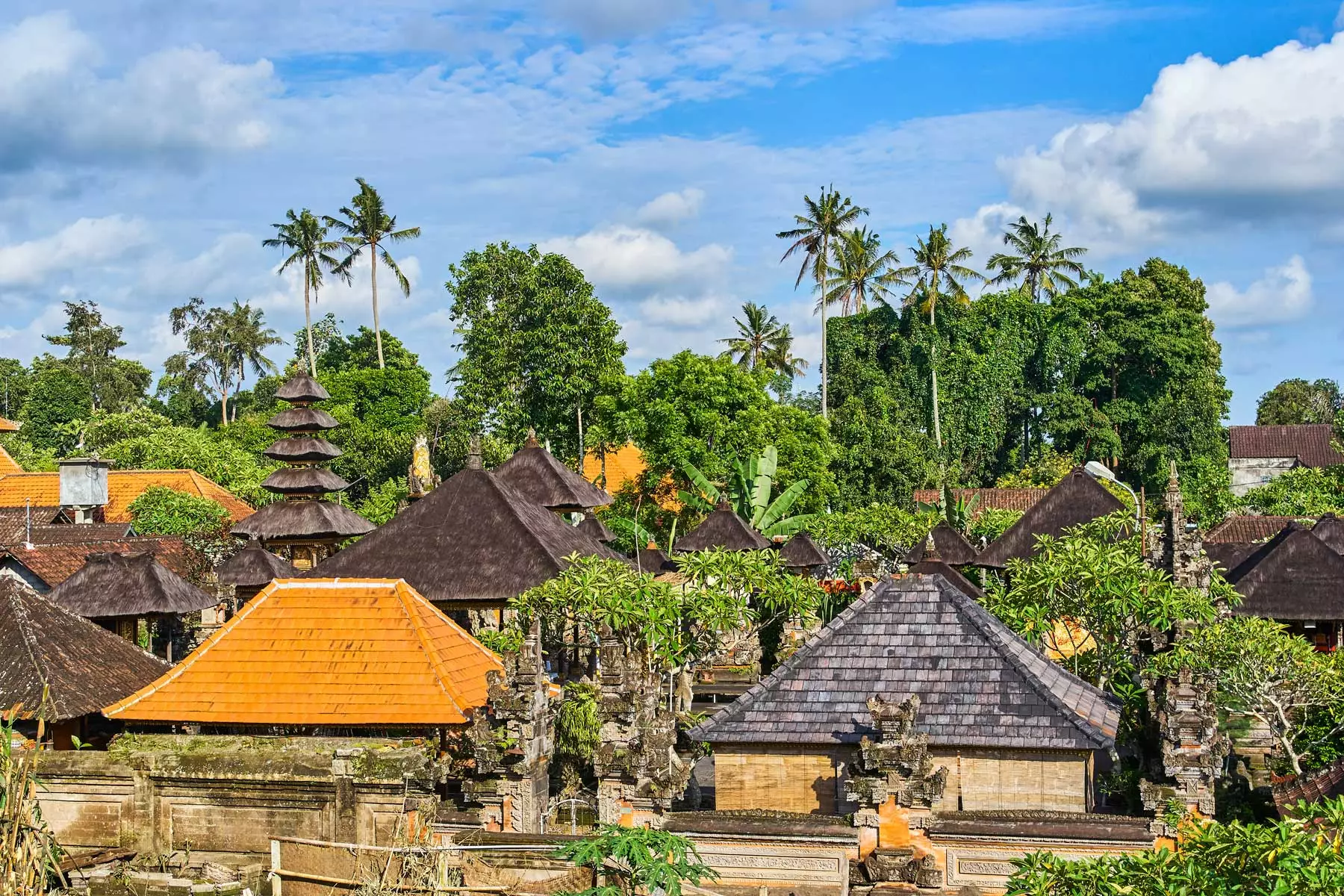 Kilátás az indonéziai Ubud háztetőire, amelyet a világ egyik legjobb városának választottak