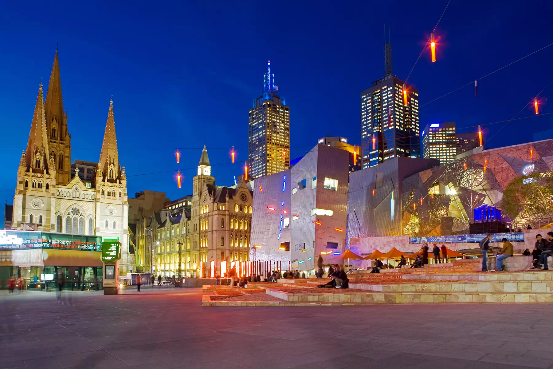 Federation Square och Melbourne stadssilhuett