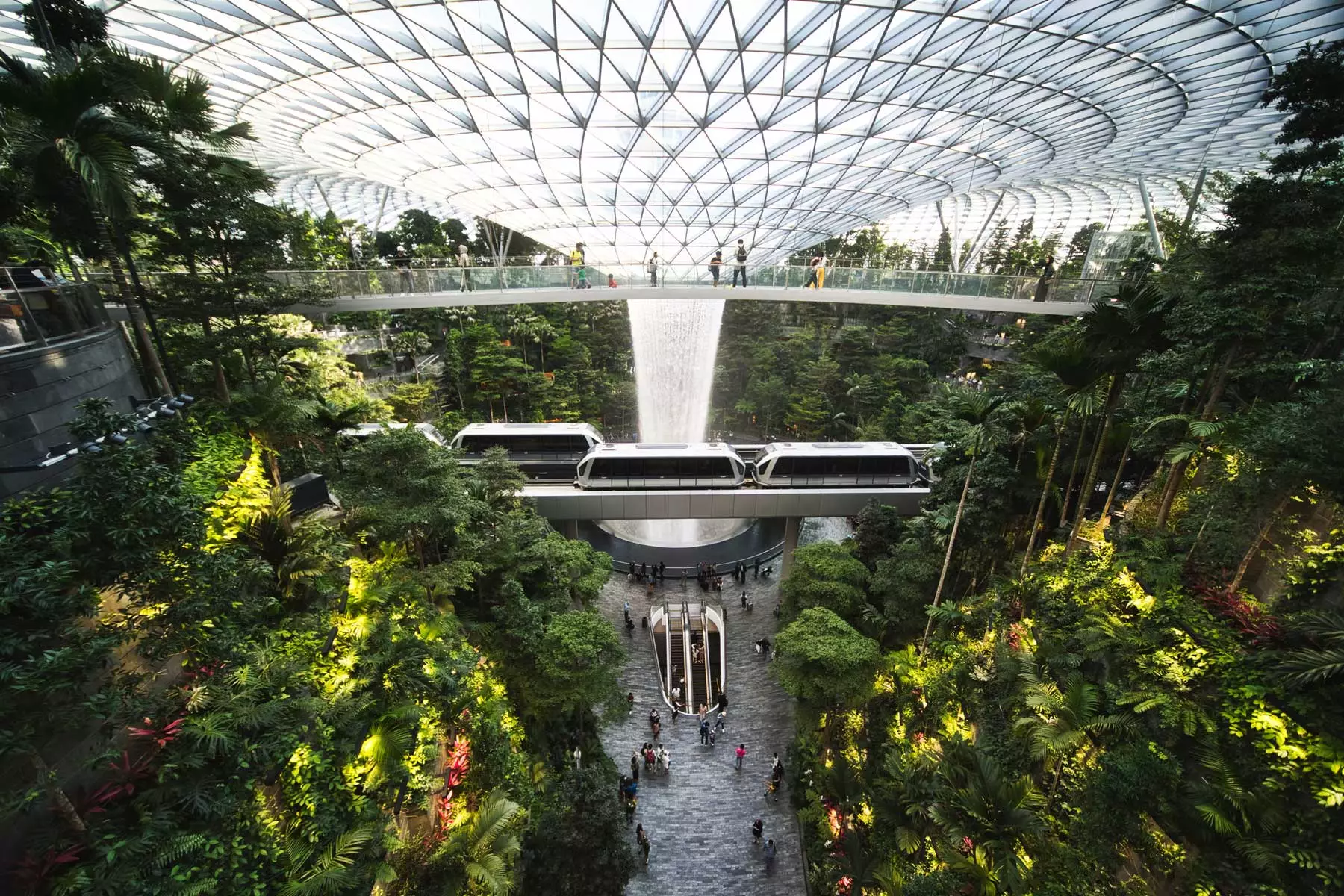 Pandangan sudut lebar sing warni ing Air Terjun Raksasa ing Jewel, Bandara Changi ing wayah wengi, Singapura