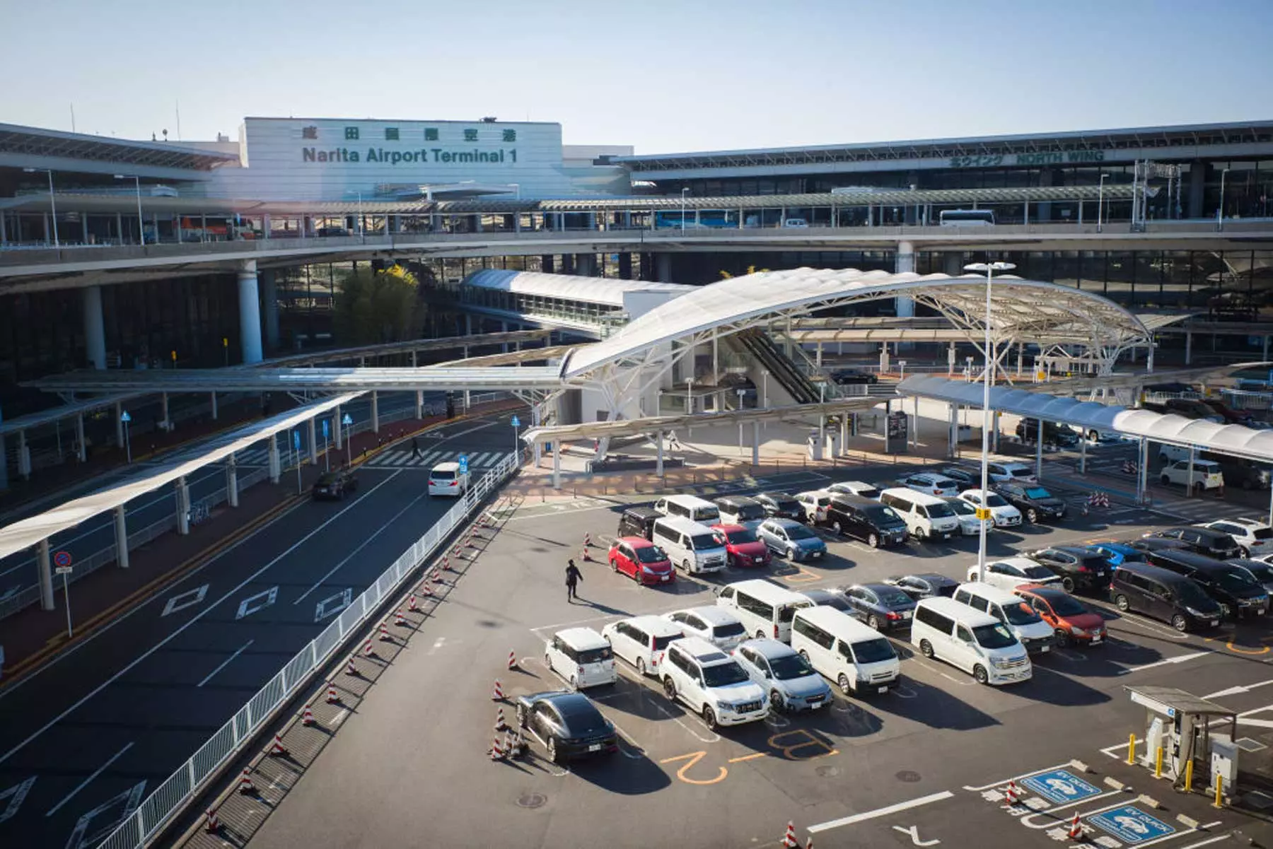Kjøretøyer parkert utenfor Terminal 1-bygningen på Narita flyplass i Narita, Chiba Prefecture, Japan
